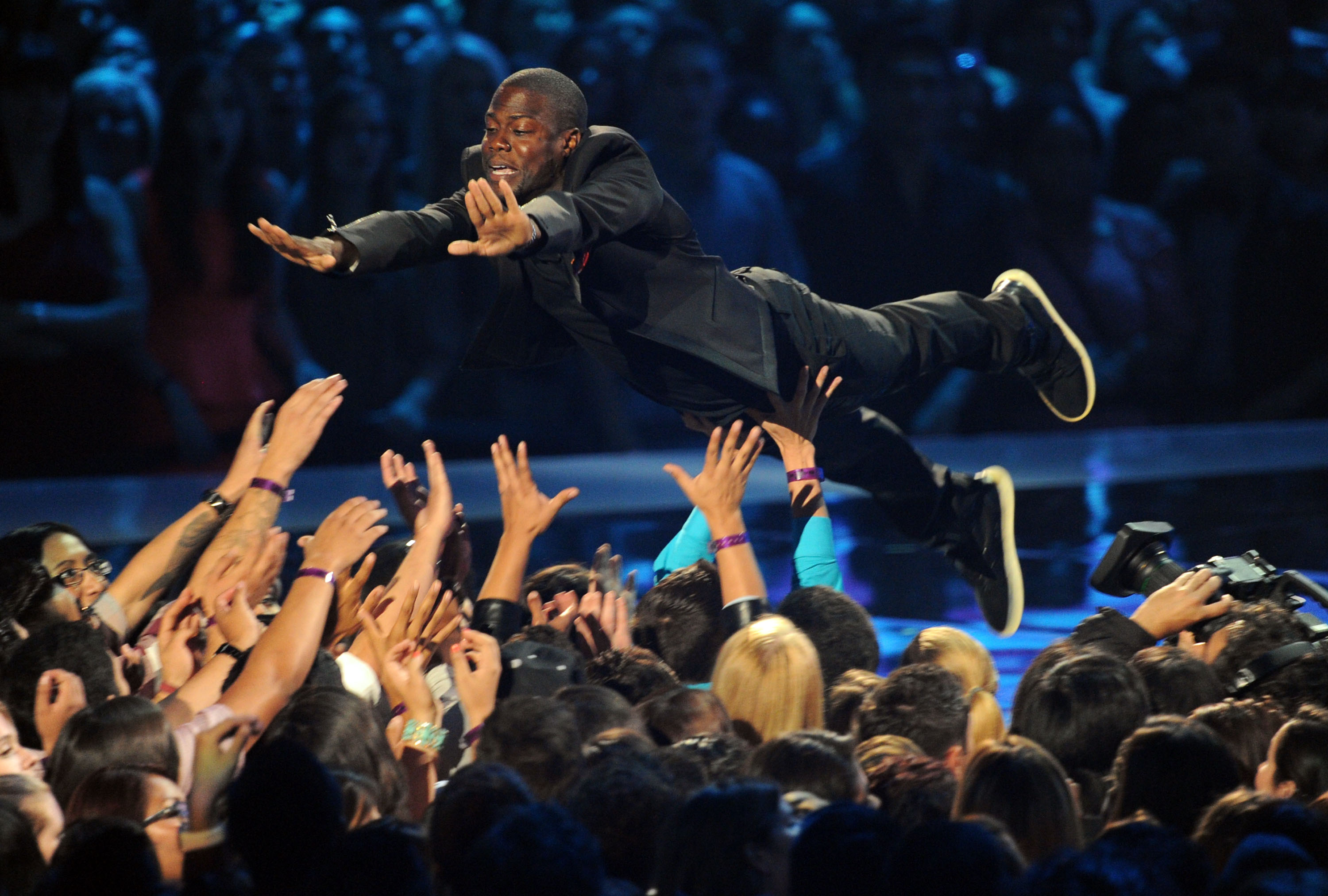 Kevin Hart jumped into the crowd. | Rob Debuts New Twilight, Rihanna ...