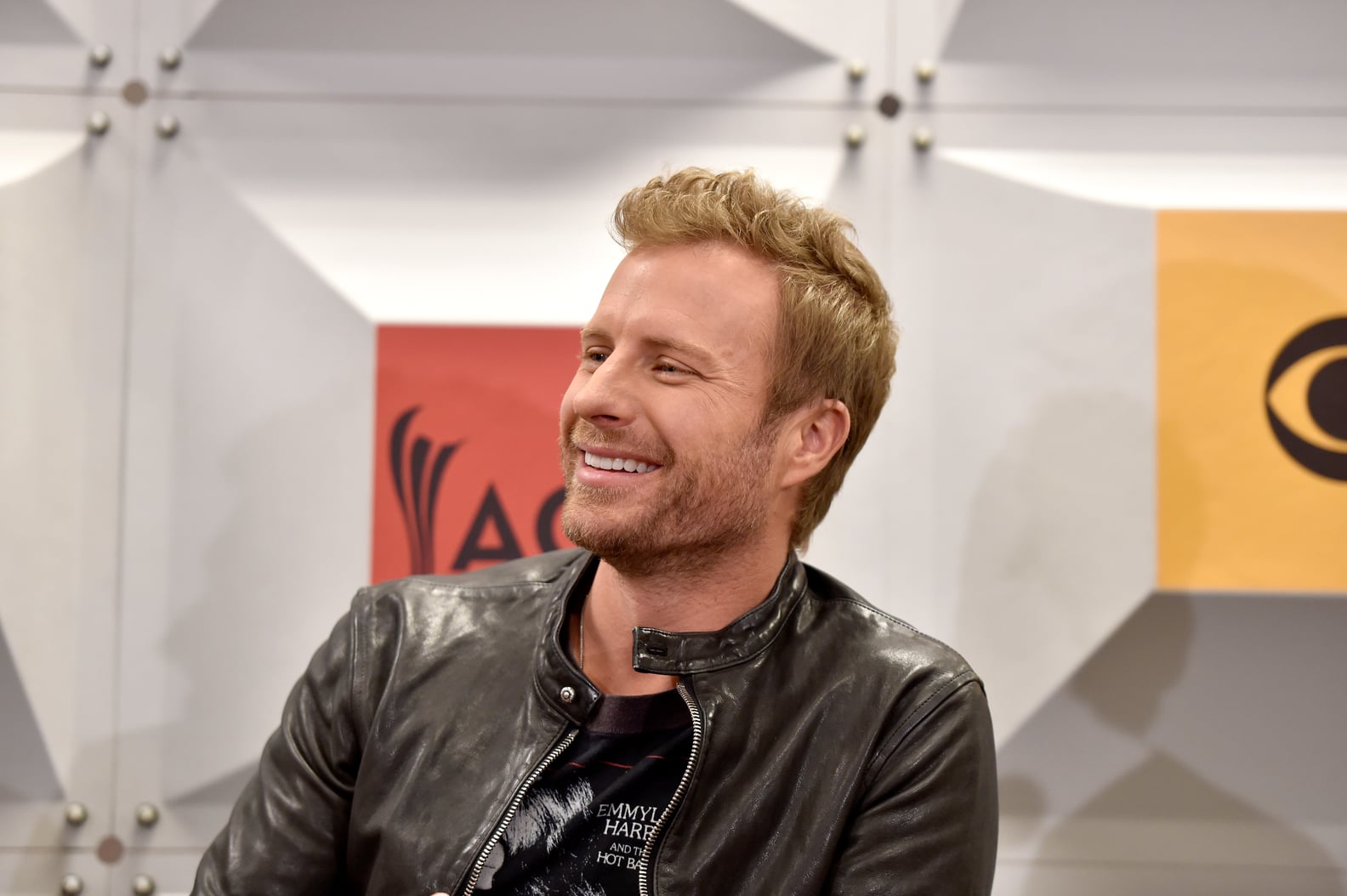 Hot Dierks Bentley Pictures | PS Celebrity