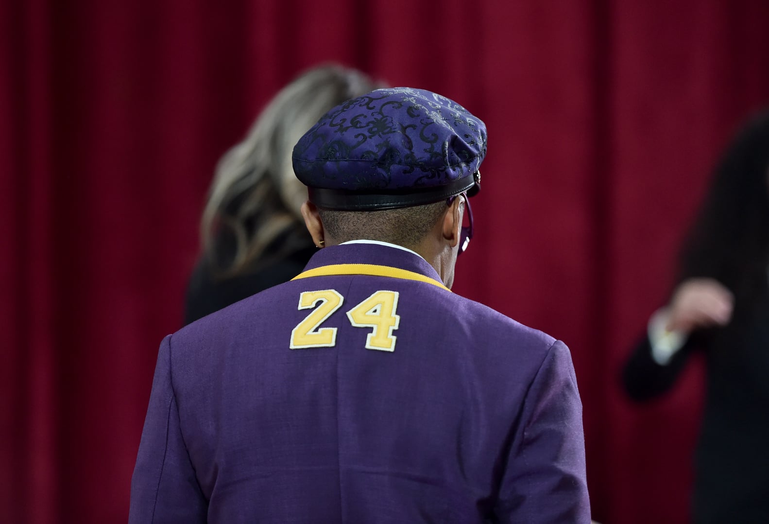 Spike Lee's Suit Honored Kobe Bryant at the Oscars | POPSUGAR Fashion