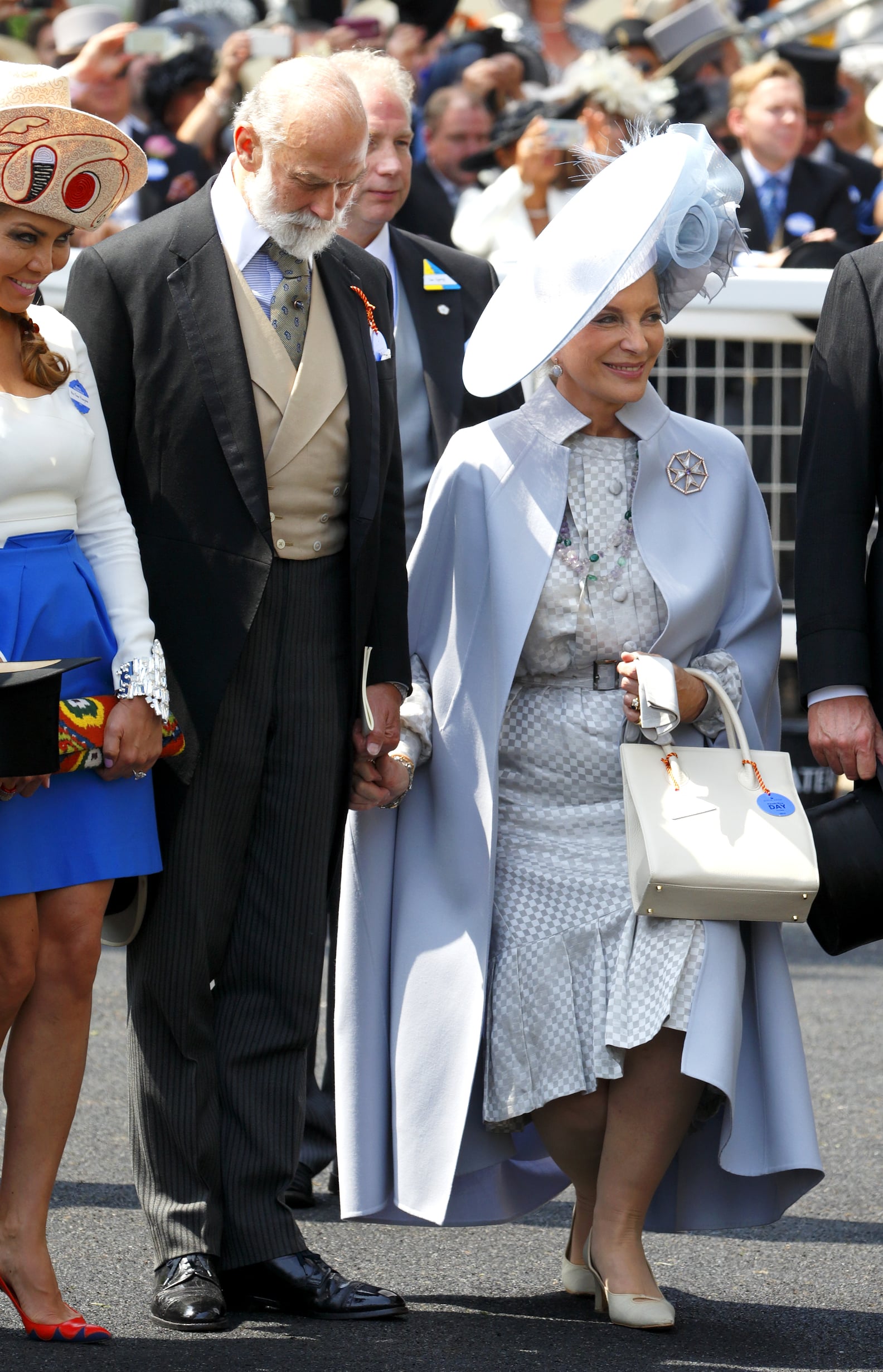 People Curtsying For Queen Elizabeth Pictures | PS Celebrity