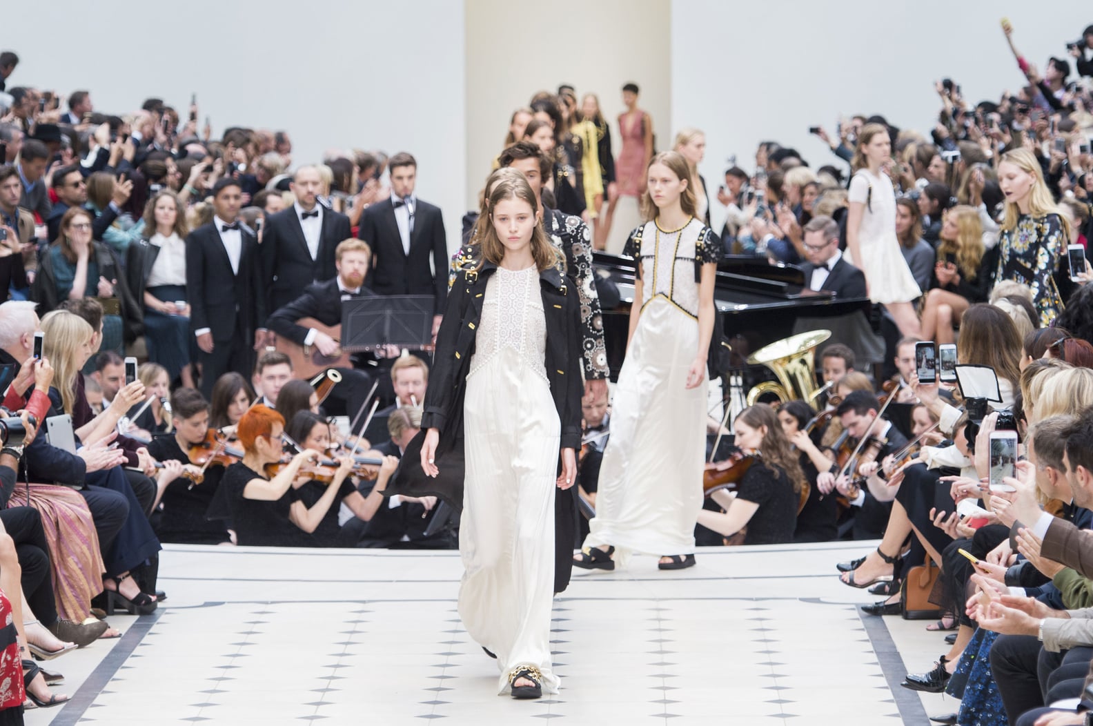 Burberry Show Spring 2016 | PS Fashion