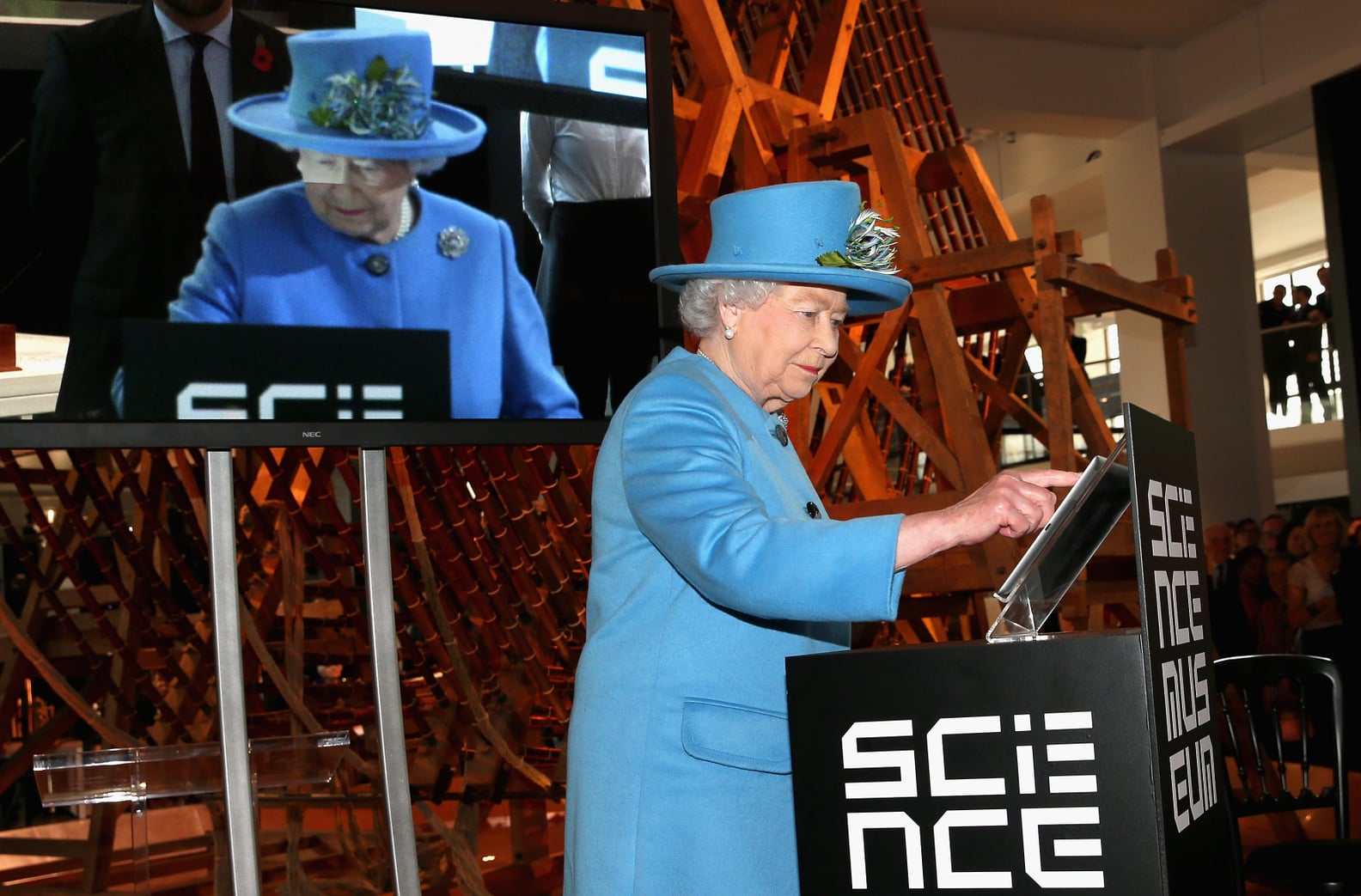 Queen Elizabeth II's First Tweet | Photos | POPSUGAR Celebrity