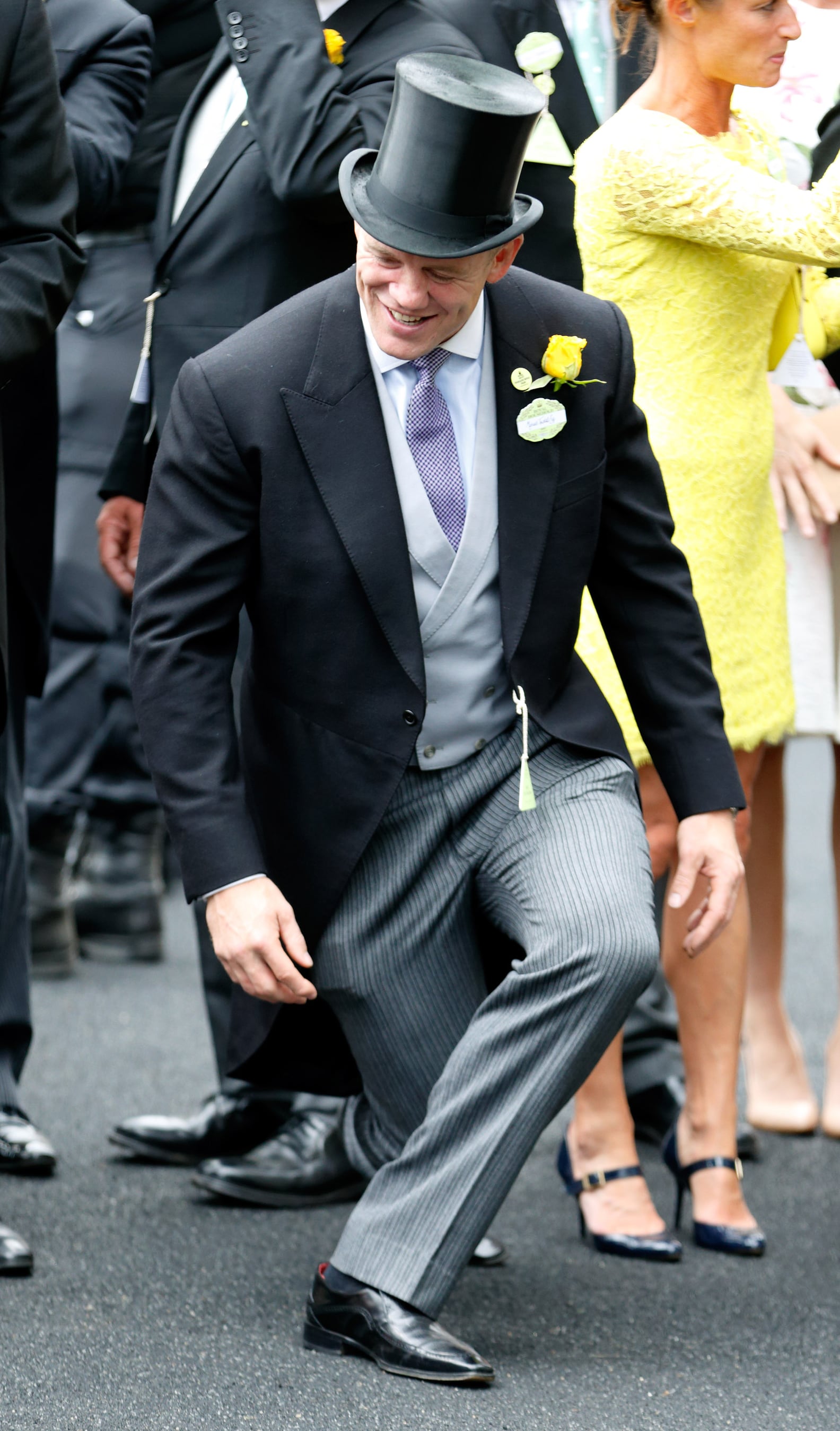People Curtsying For Queen Elizabeth Pictures | PS Celebrity