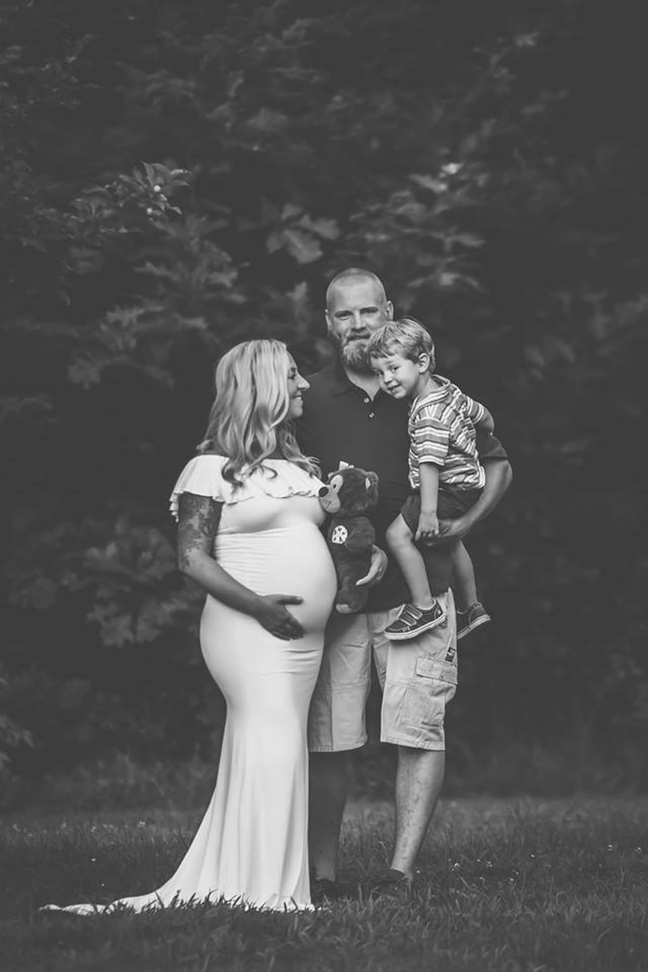 Mom's Rainbow Maternity Photos | PS Family
