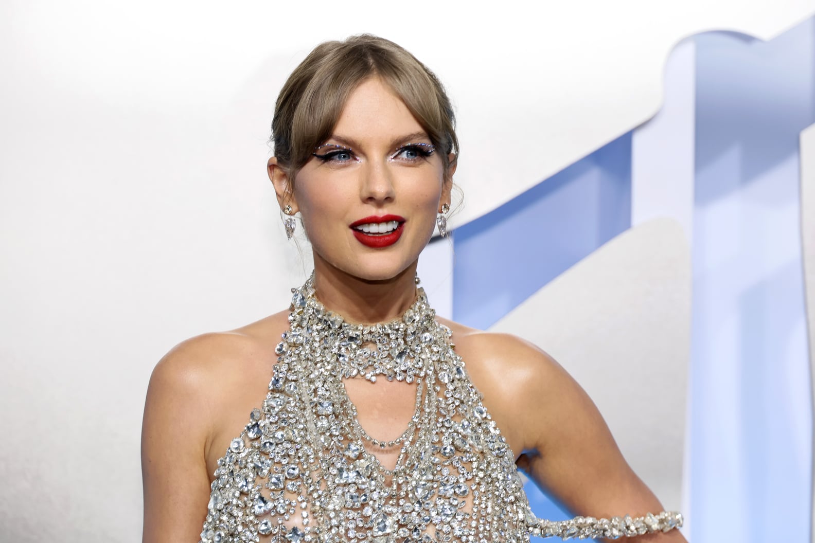 Taylor Swift's Floating Crystal Eyeliner at 2022 MTV VMAs | PS Beauty