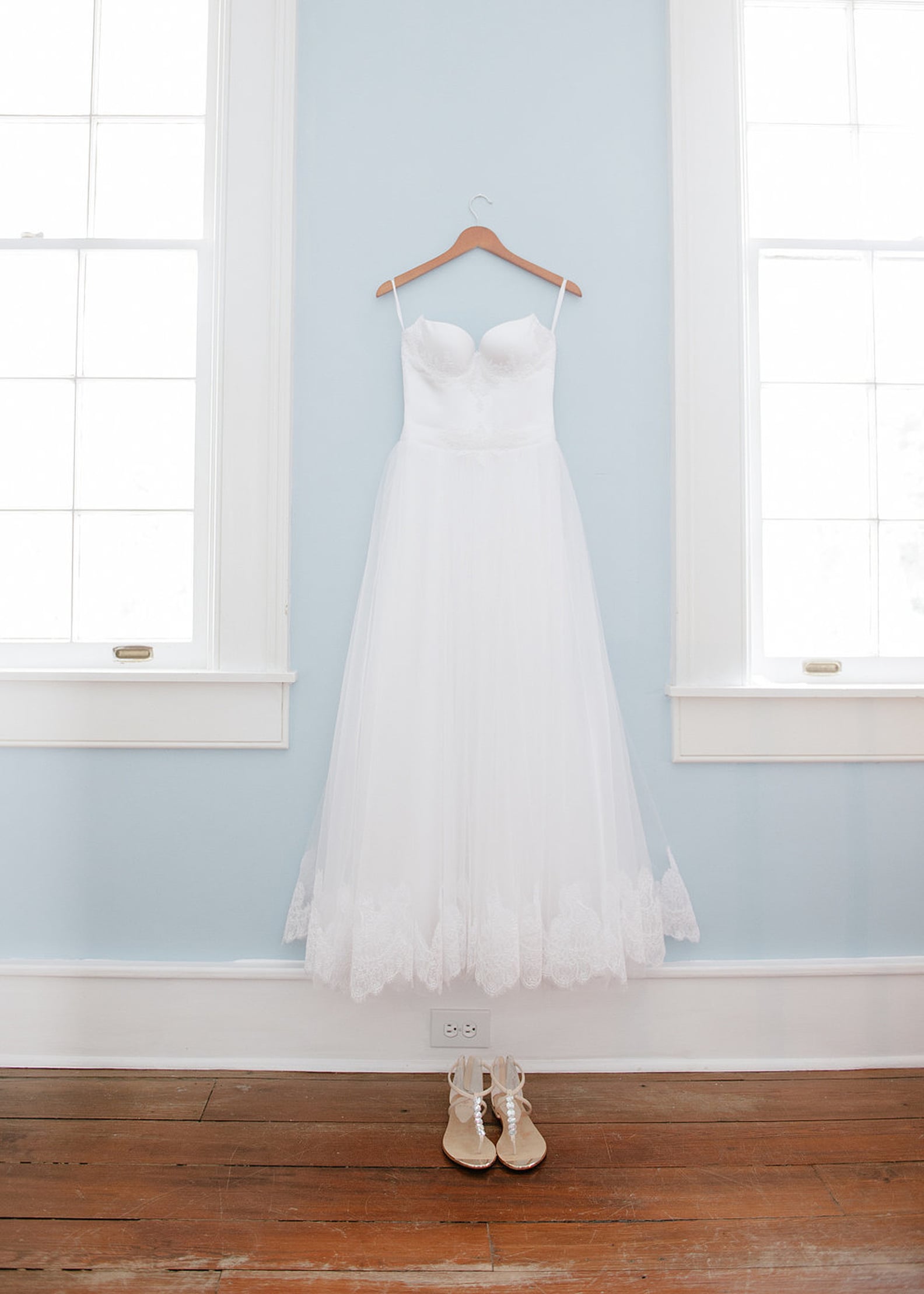 29 Photos to Take of Your Wedding Dress From All Angles | PS Fashion
