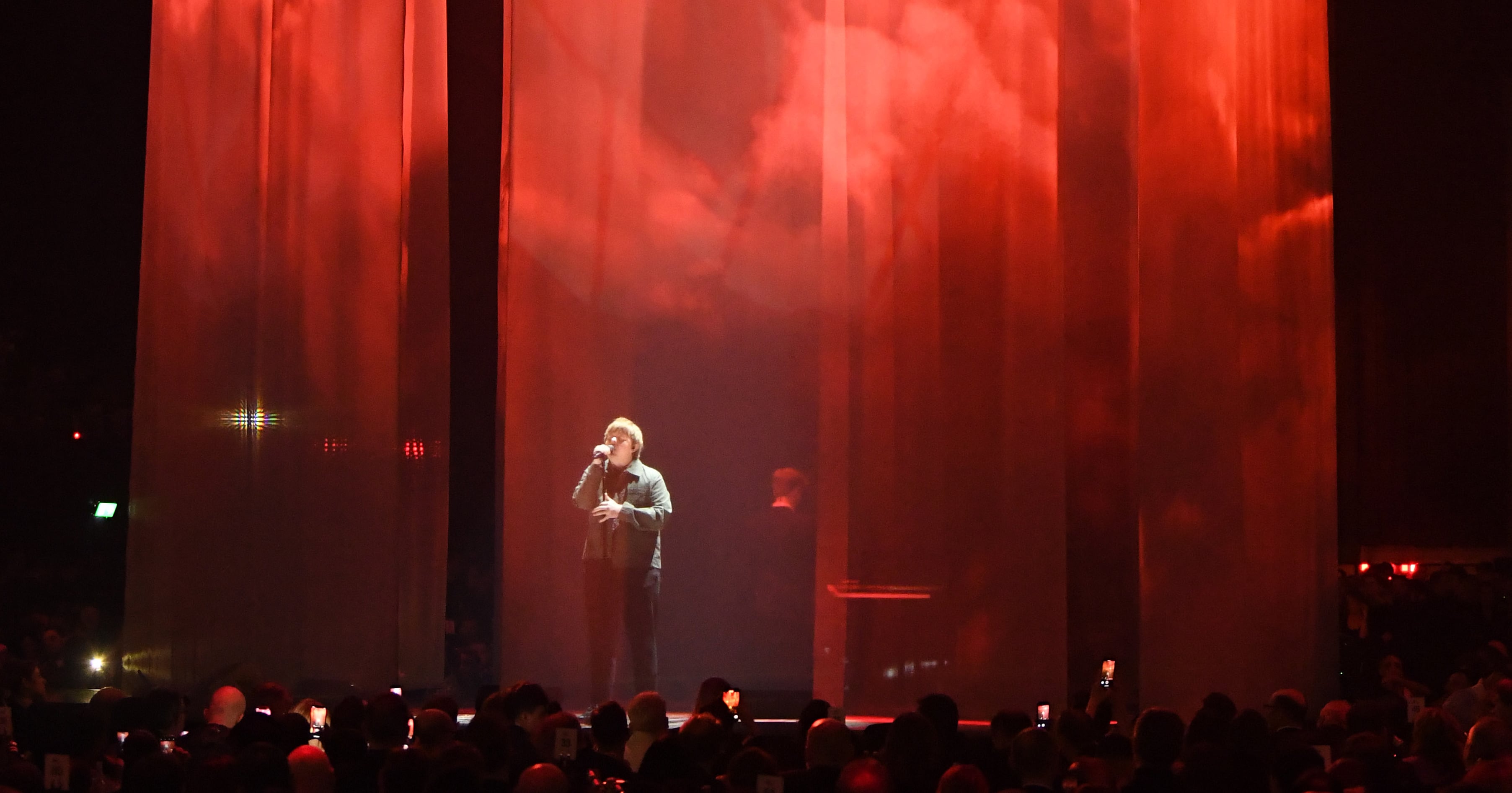 Lewis Capaldi Performance at 2020 BRIT Awards | Video | PS Entertainment