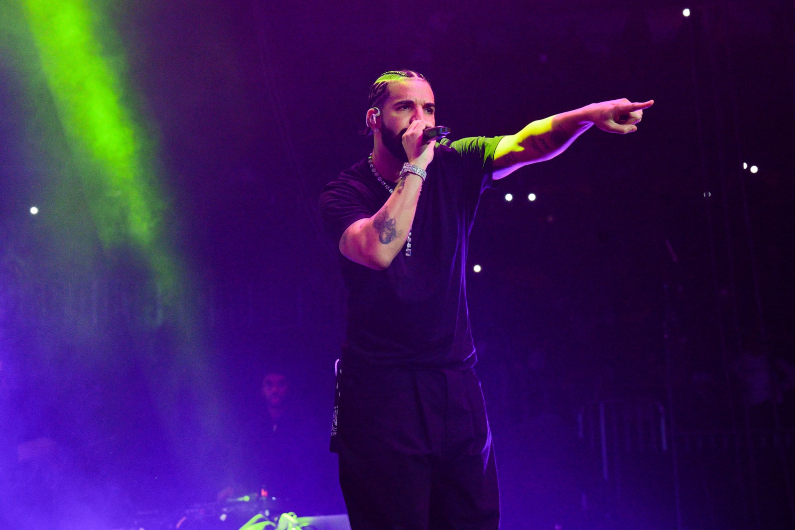 Drake Gives Fan a Free Pink Birkin Bag During Concert | PS Celebrity
