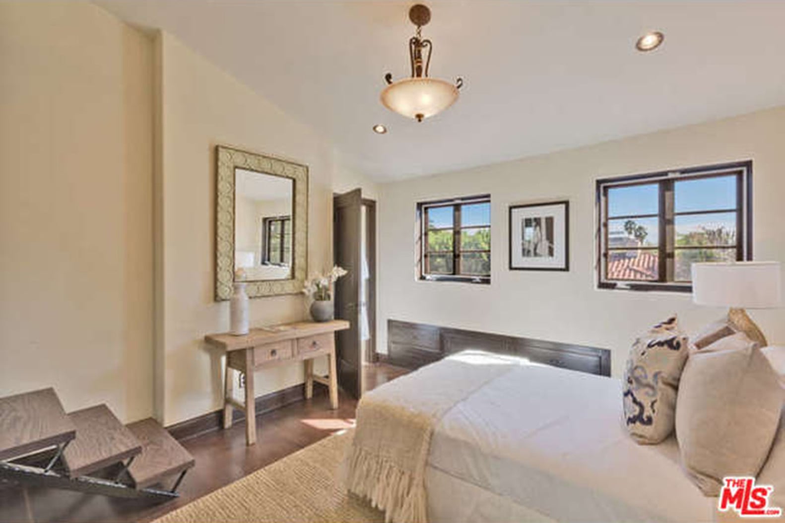 Charlie Hunnam Buys New House in Los Angeles | PS Home