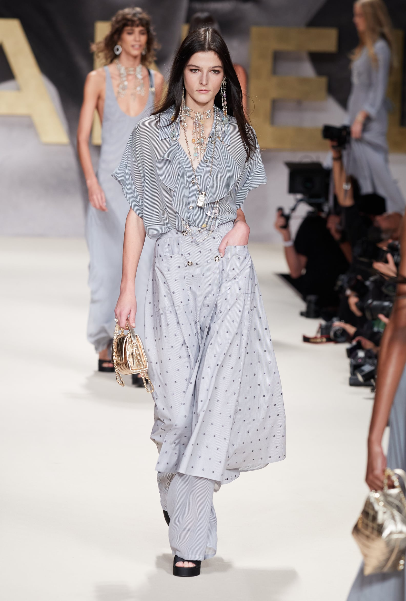 Chanel's SS22 Show Was a Throwback to the '90s Runway | PS Fashion