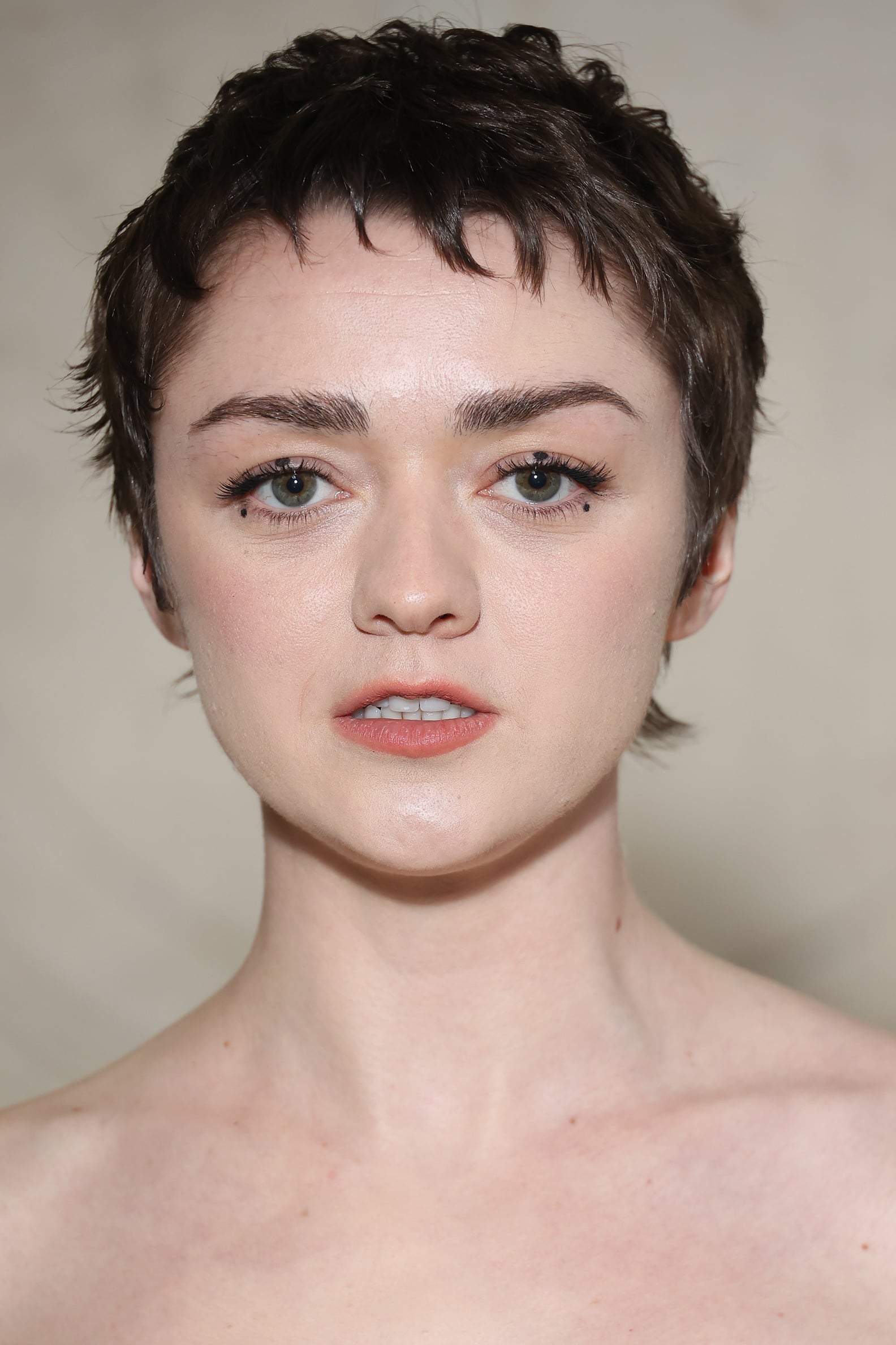 Maisie Williams's Micro Bangs at Paris Fashion Week | Photos | PS Beauty
