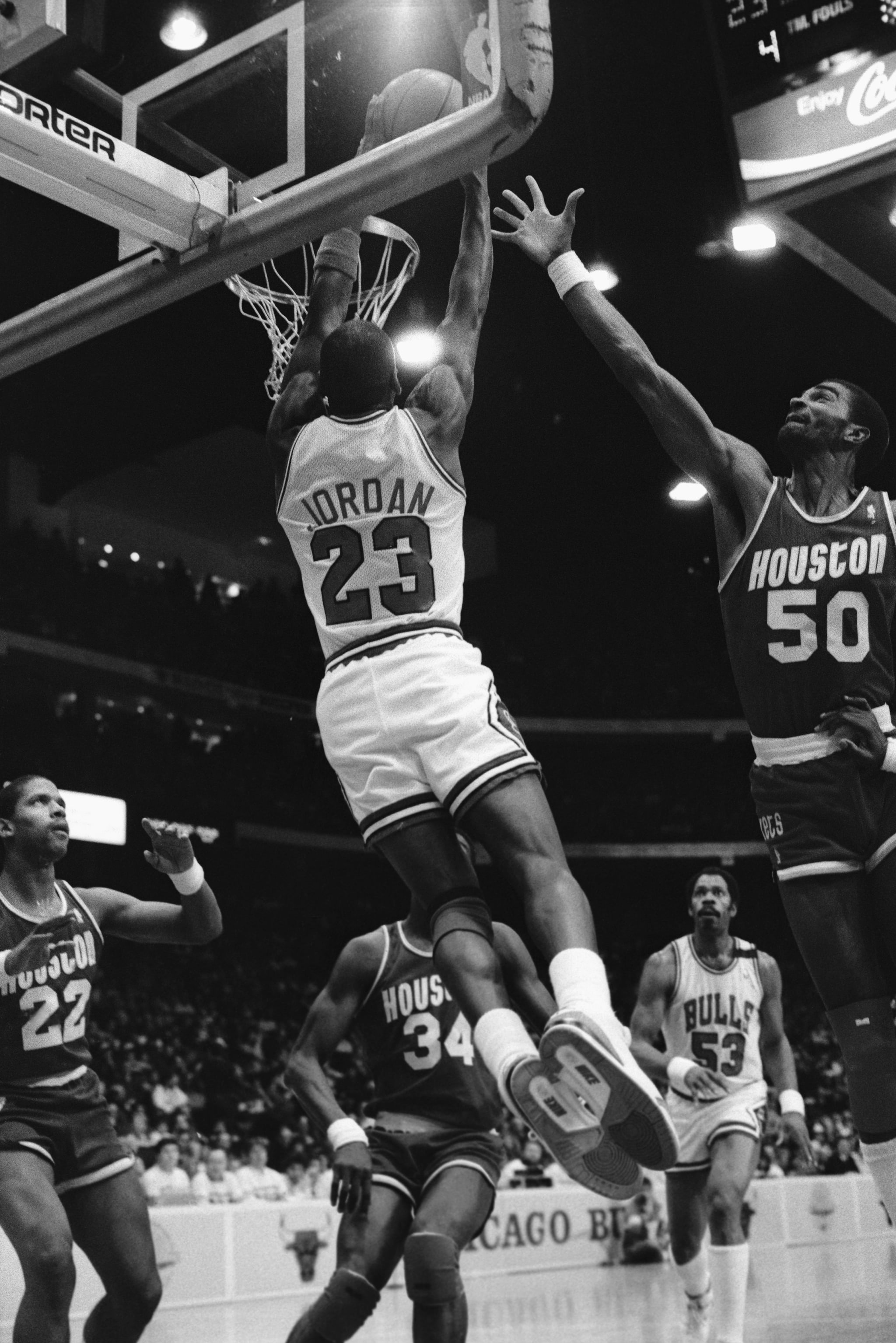 40 Stunning Photos of Michael Jordan Soaring Through the Air | POPSUGAR ...