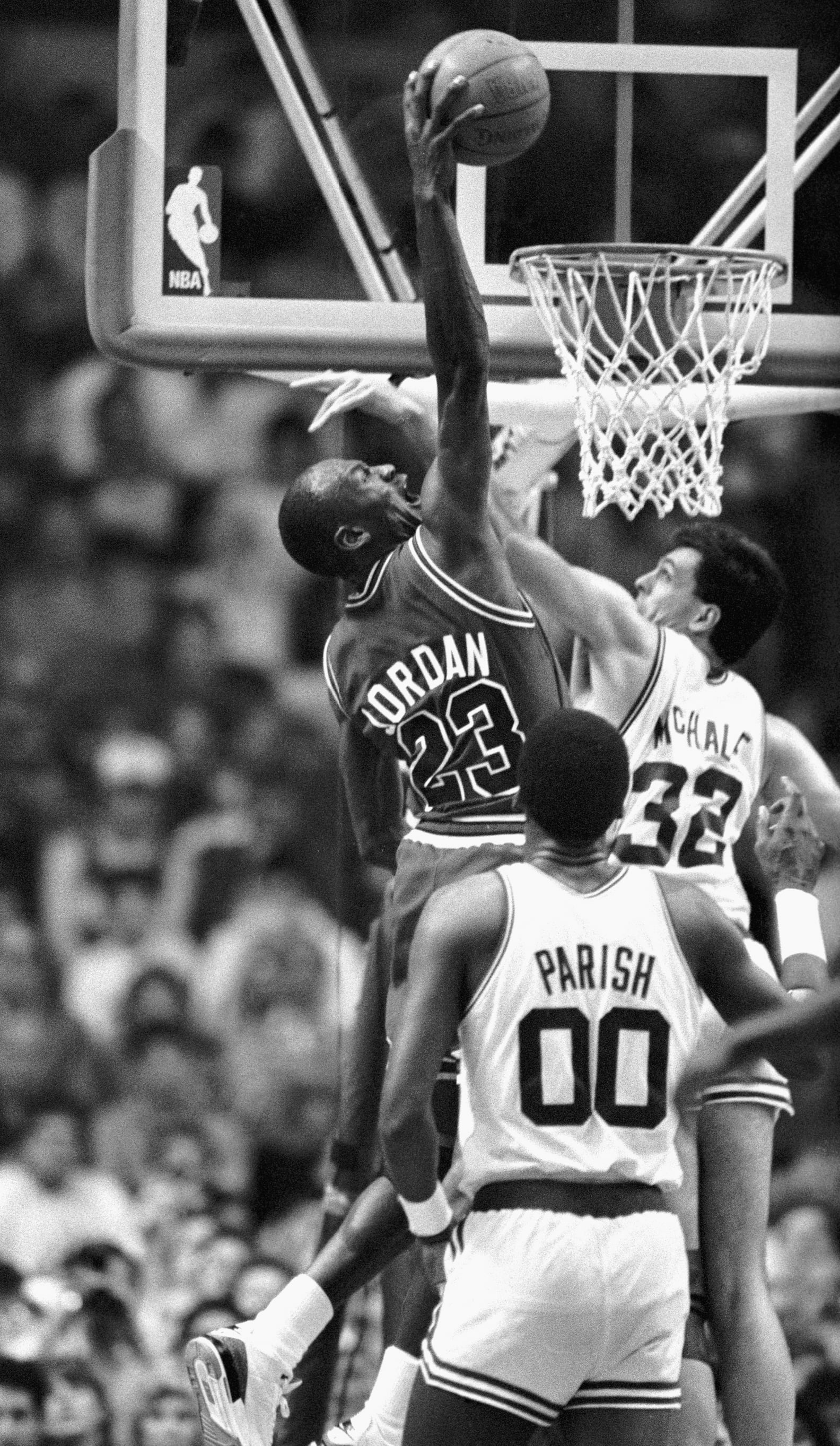 40 Stunning Photos of Michael Jordan Soaring Through the Air | PS Fitness