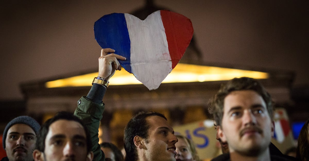 Pictures of Mourning After Paris Attacks November 2015 | PS Celebrity