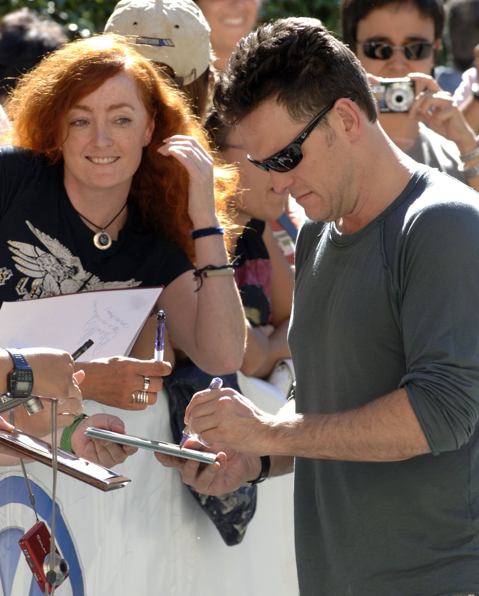 Left-Handed Celebrities | PS Celebrity