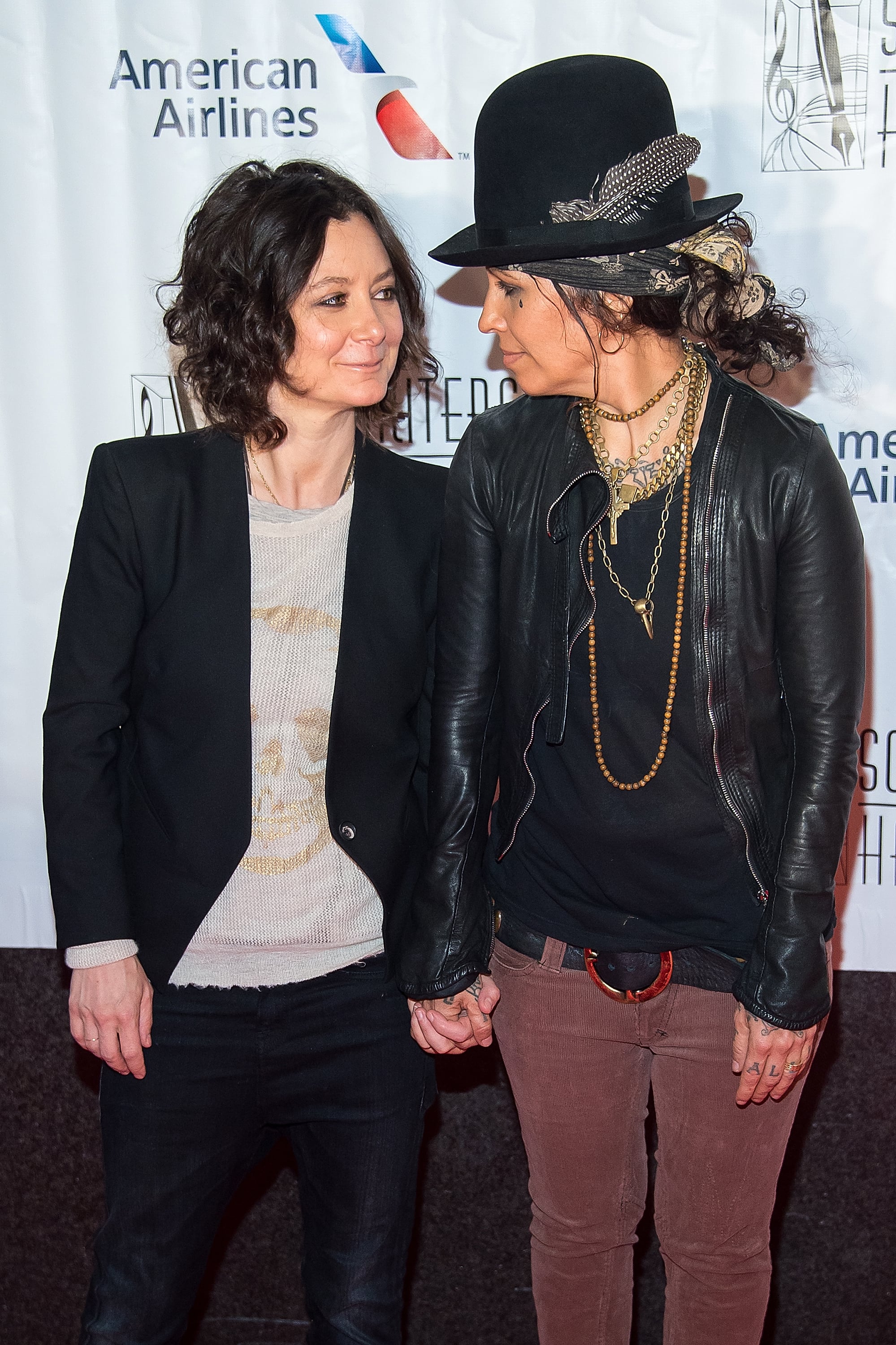 Sara Gilbert And Linda Perry Kissing