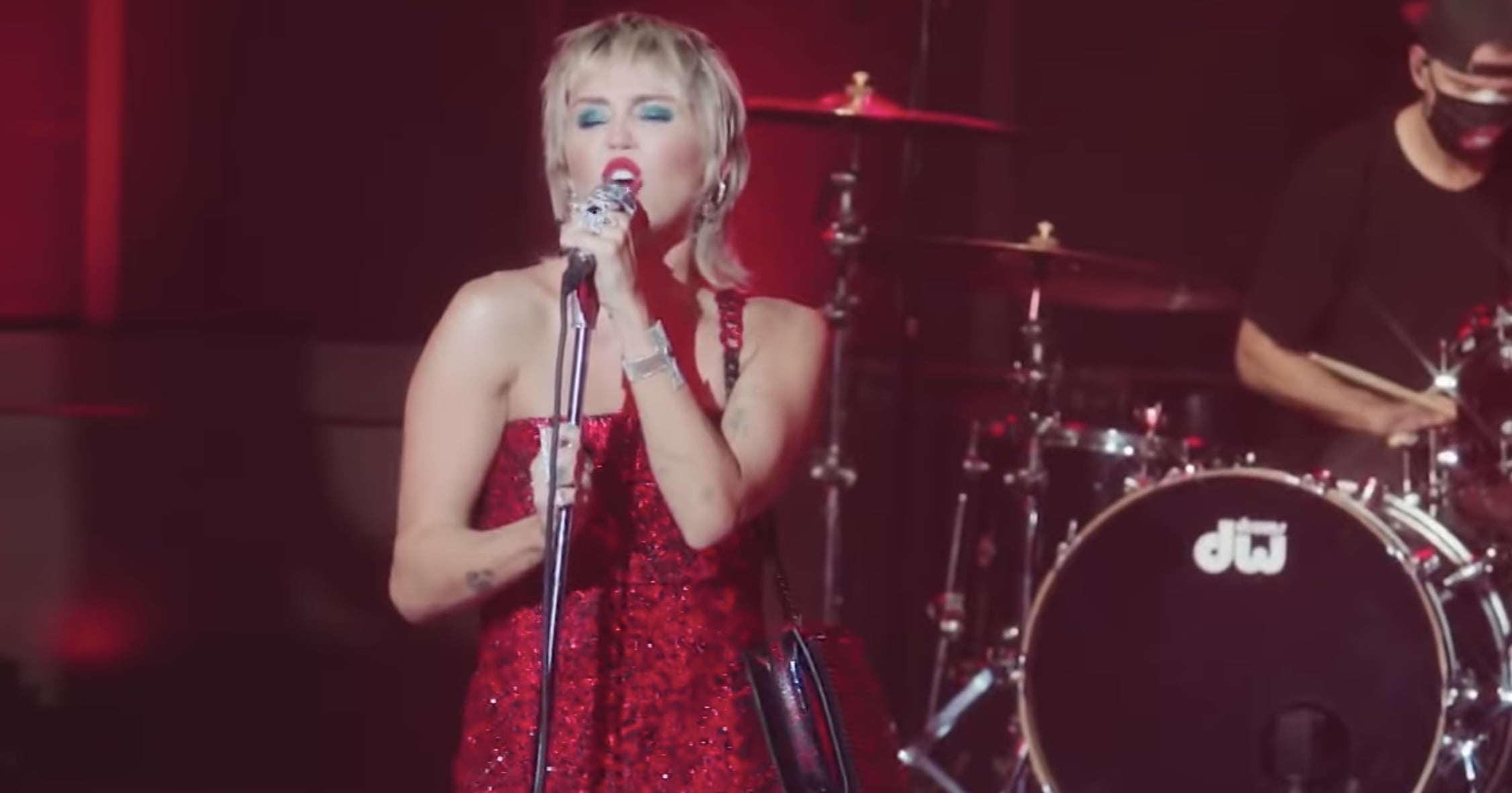 Miley Cyrus Wearing Red Dress to Perform "Man Eater" | PS UK Fashion