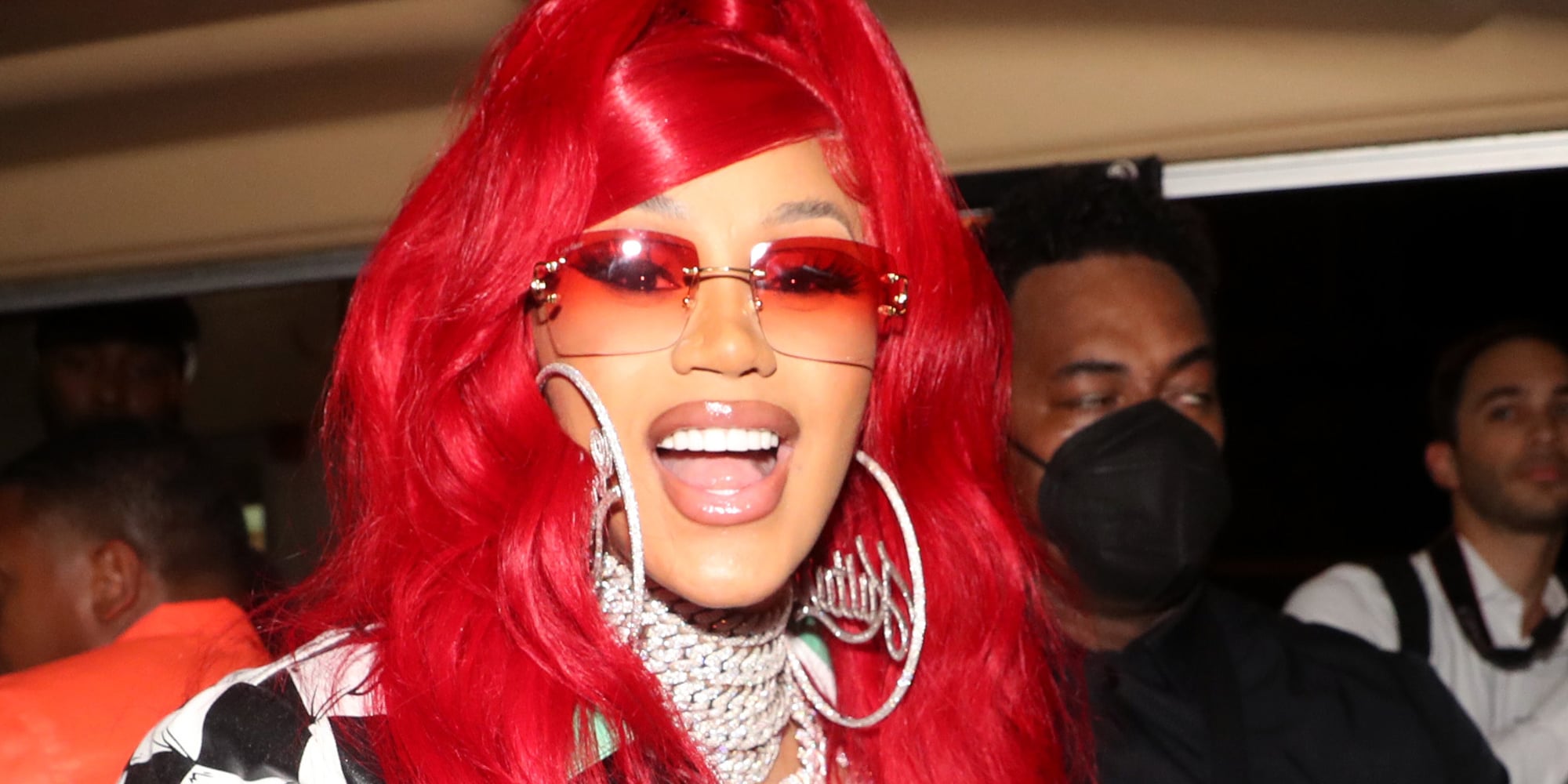Cardi B Wears 5 Diamond Chokers and 14 Bracelets to Perform | PS Fashion