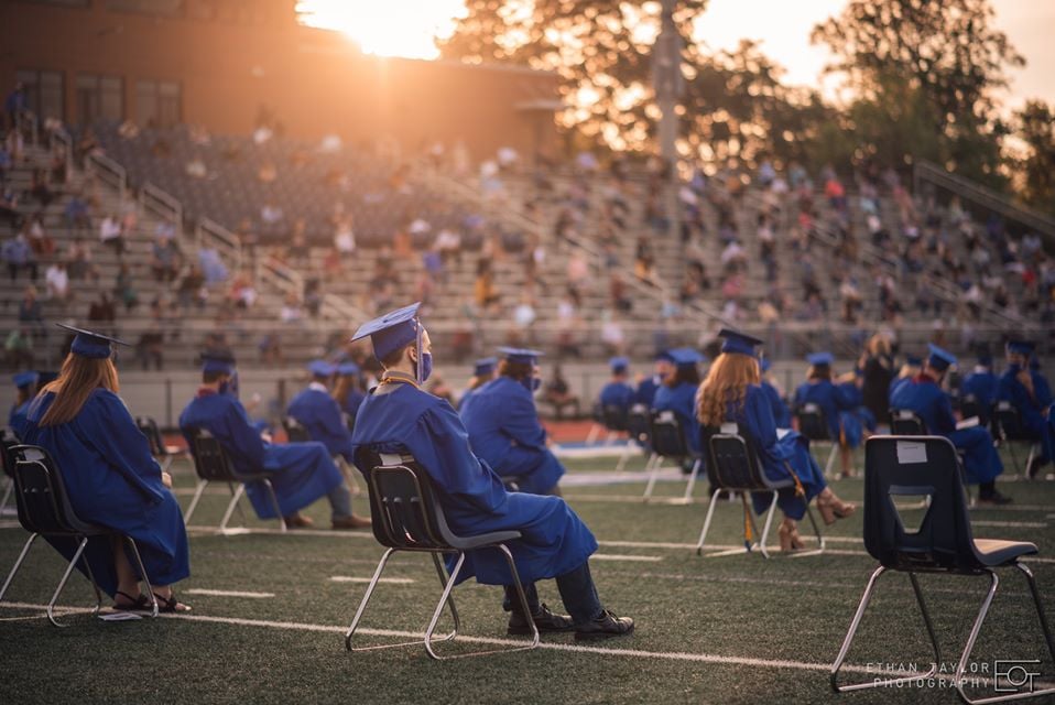 High School Graduation Photos With Social Distancing | POPSUGAR Family