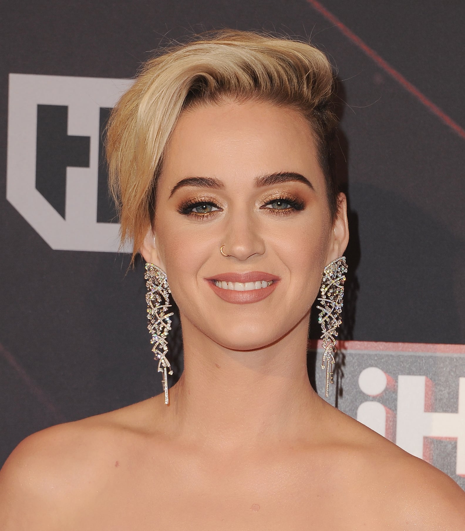 Katy Perry's Tooth Jewelry at the 2017 iHeartRadio Awards | PS Beauty