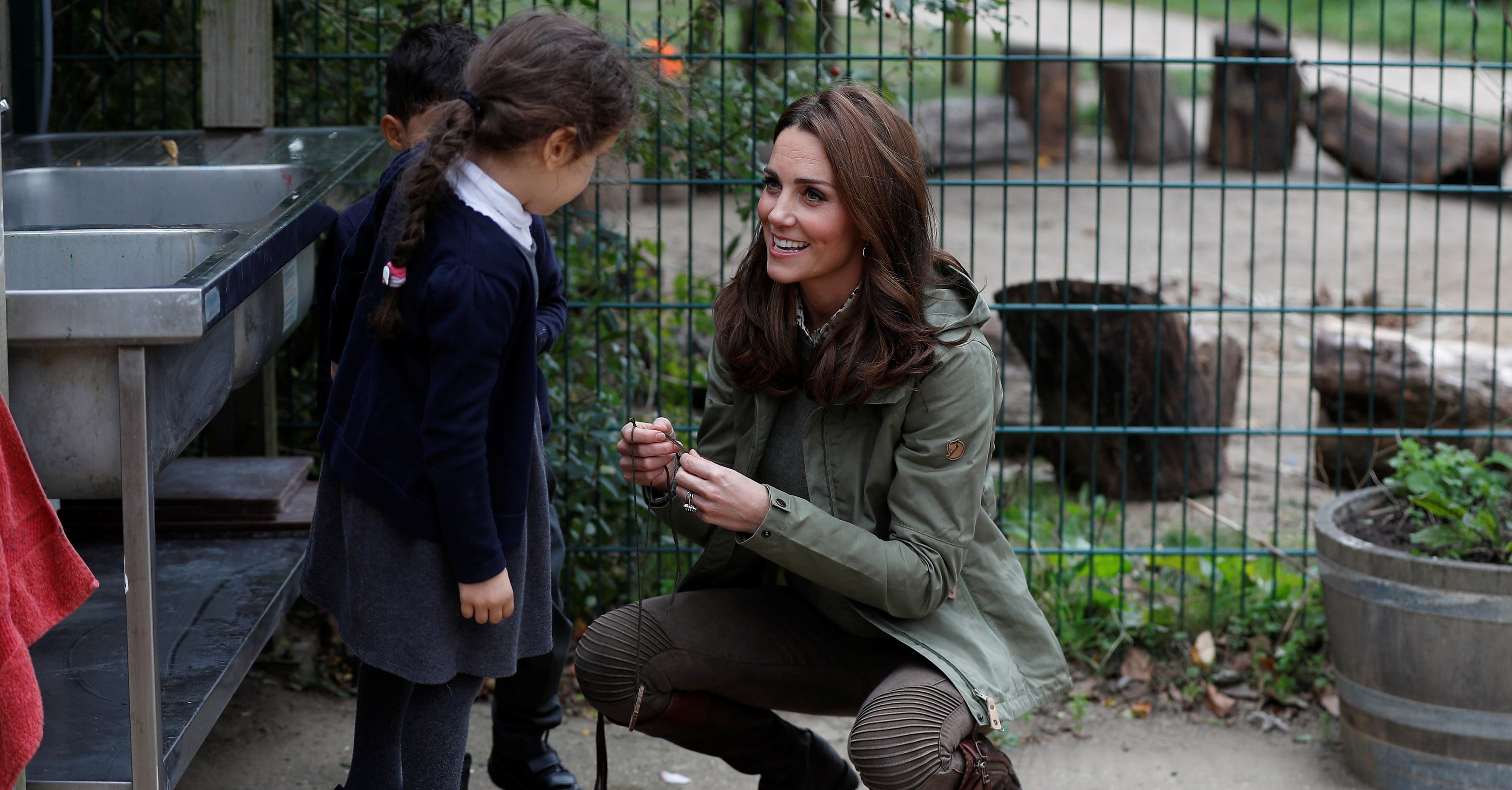 Kate Middleton Talking to a Girl at Sayers Croft Forest 2018 | PS Celebrity