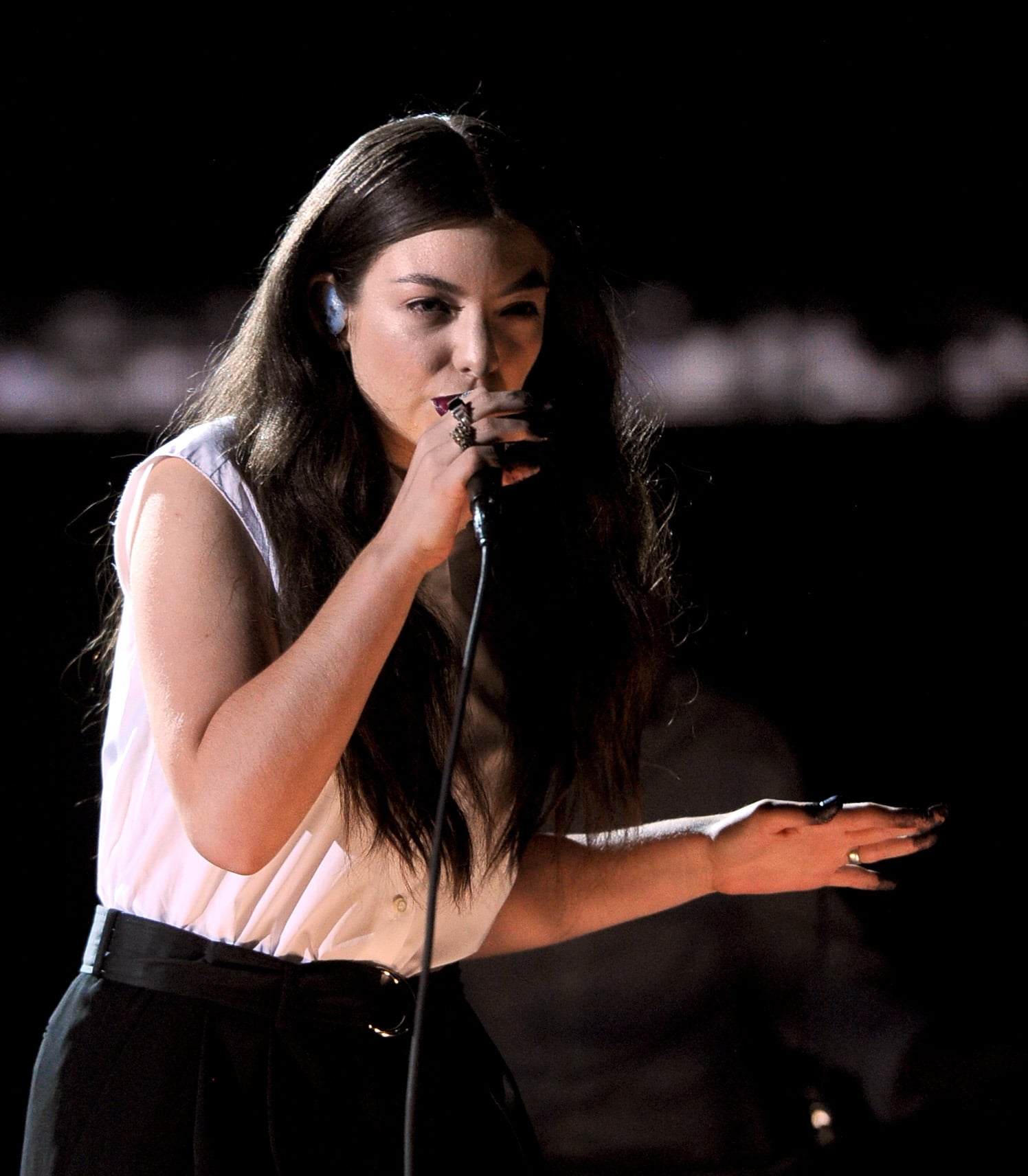 Lorde Grammy Performance Fingers
