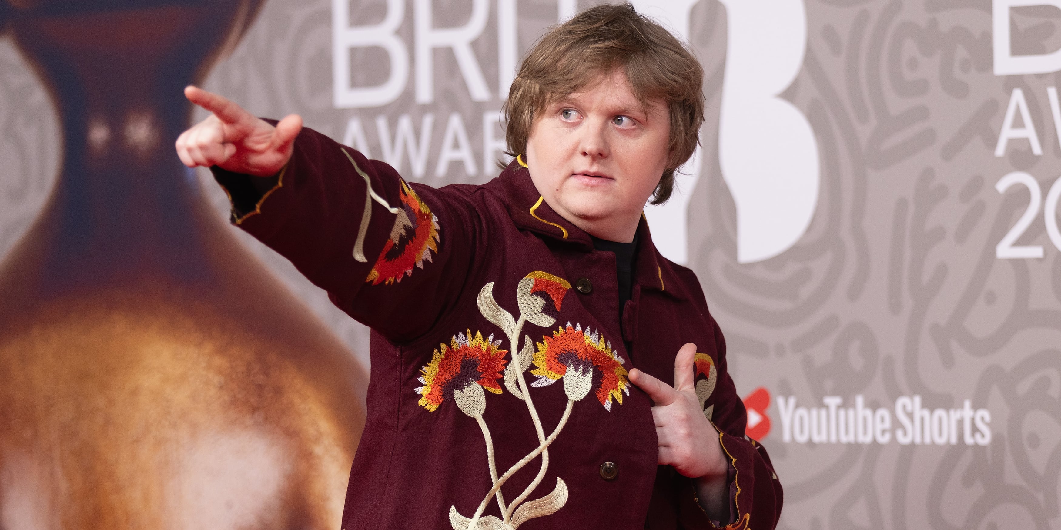 Lewis Capaldi Wears Cowboy Outfit for US Tour | PS UK Celebrity