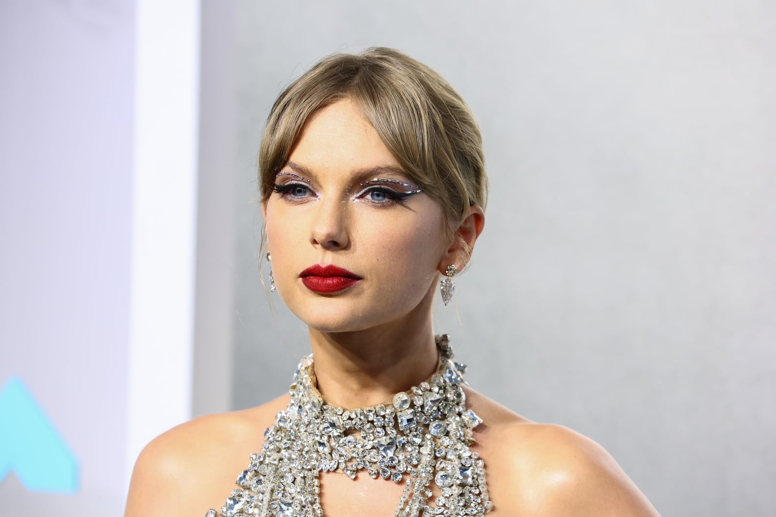Taylor Swift's Floating Crystal Eyeliner at 2022 MTV VMAs | PS Beauty