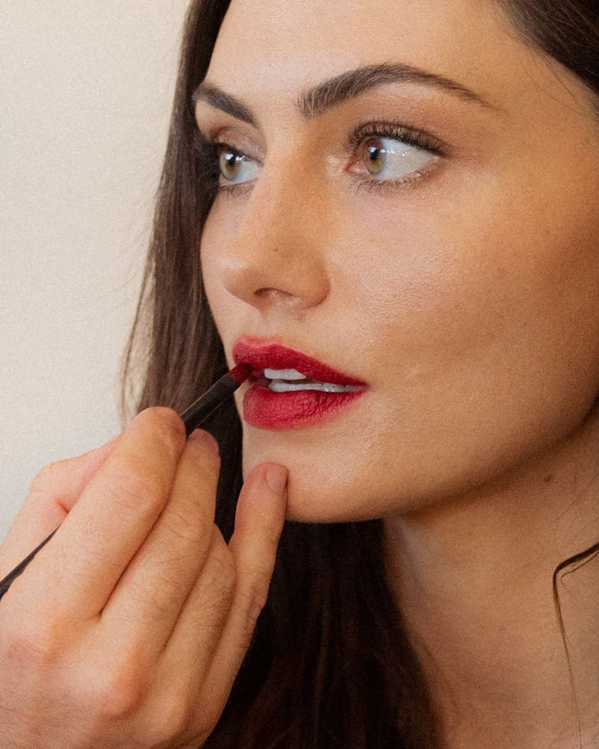 Phoebe Tonkin's Satin Skin at Chanel x Charles Finch Dinner | POPSUGAR ...