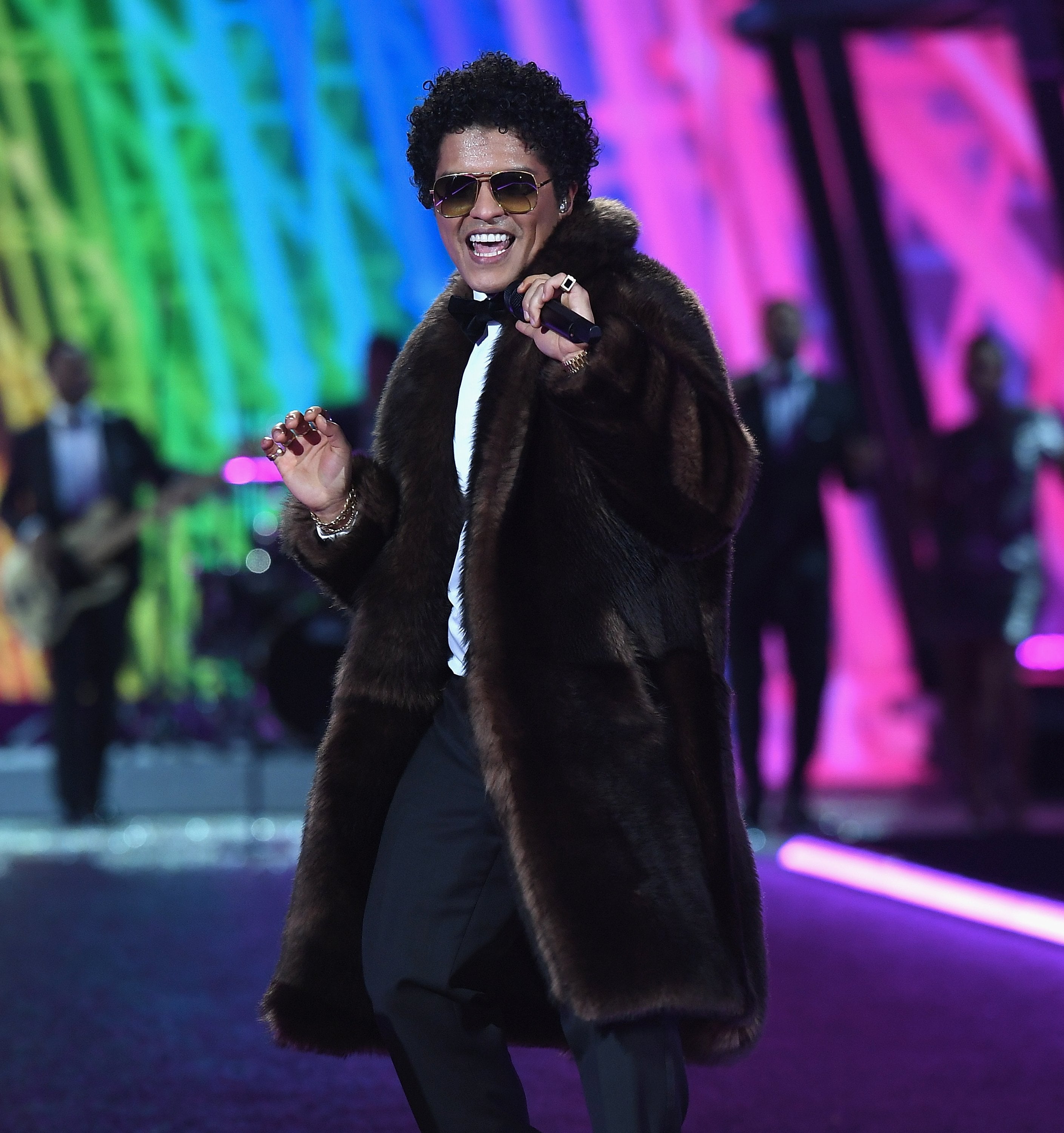 Bruno Mars Dancing GIFs | PS Celebrity