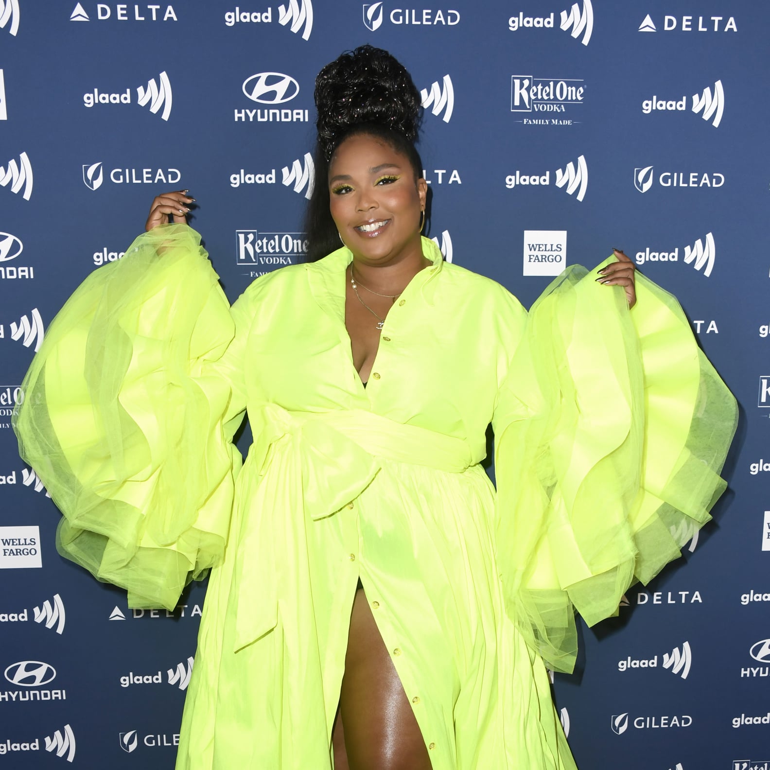 Lizzo's Matching Monochrome Yellow Eyeshadow and Nails | PS Beauty