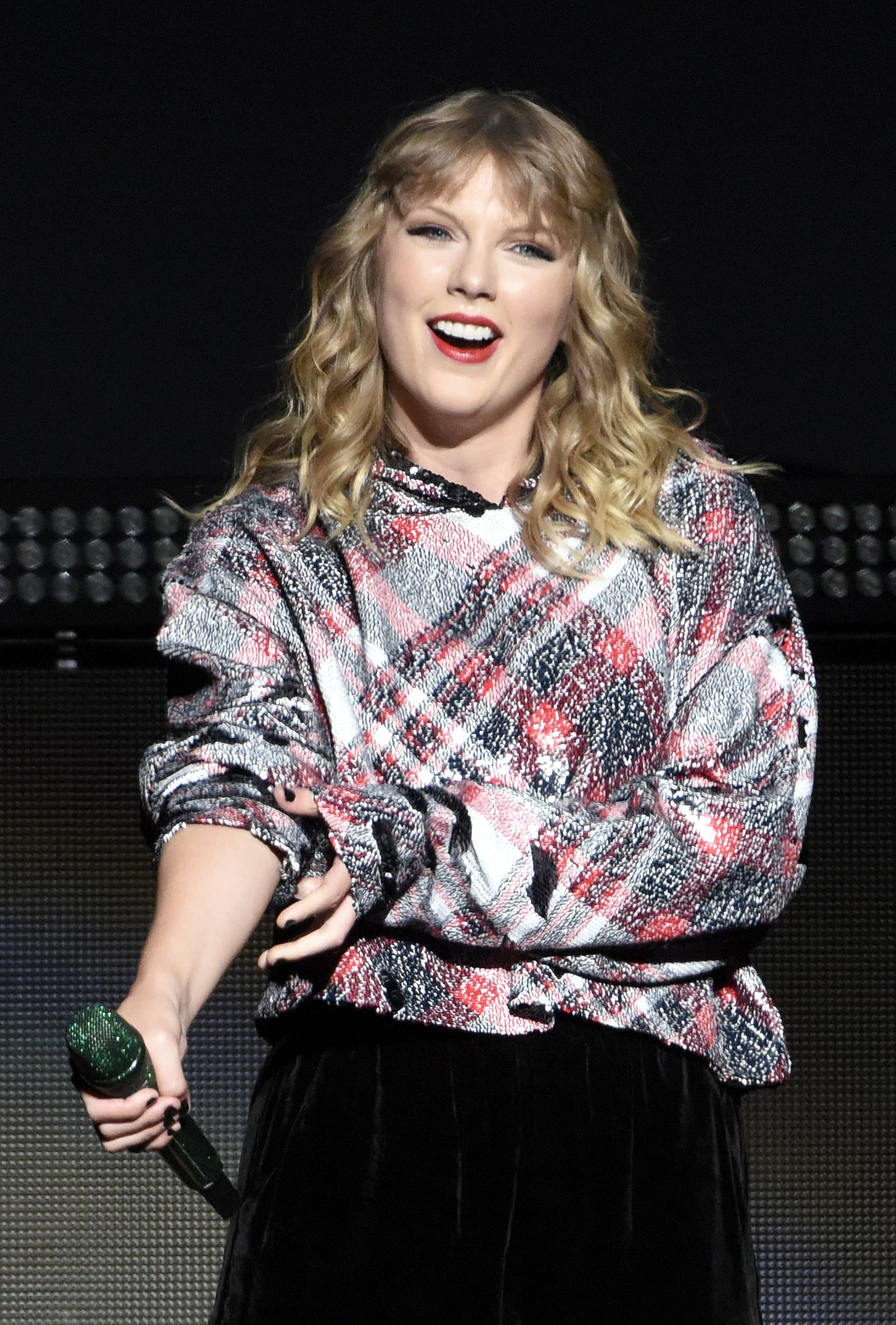 Taylor Swift Visits Fan With Severe Burn Injuries May 2018 | PS Celebrity