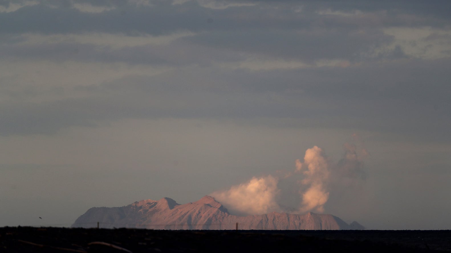 Pictures of the White Island Volcano Eruption in New Zealand | PS News