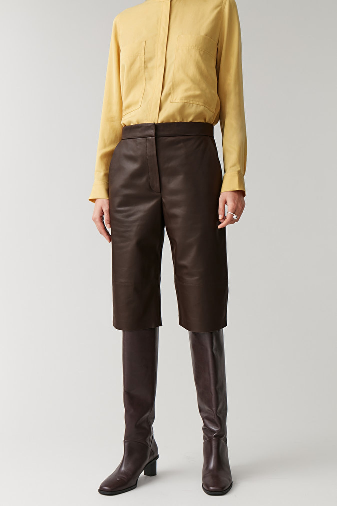 How to Wear Bermuda Shorts With Boots | PS Fashion