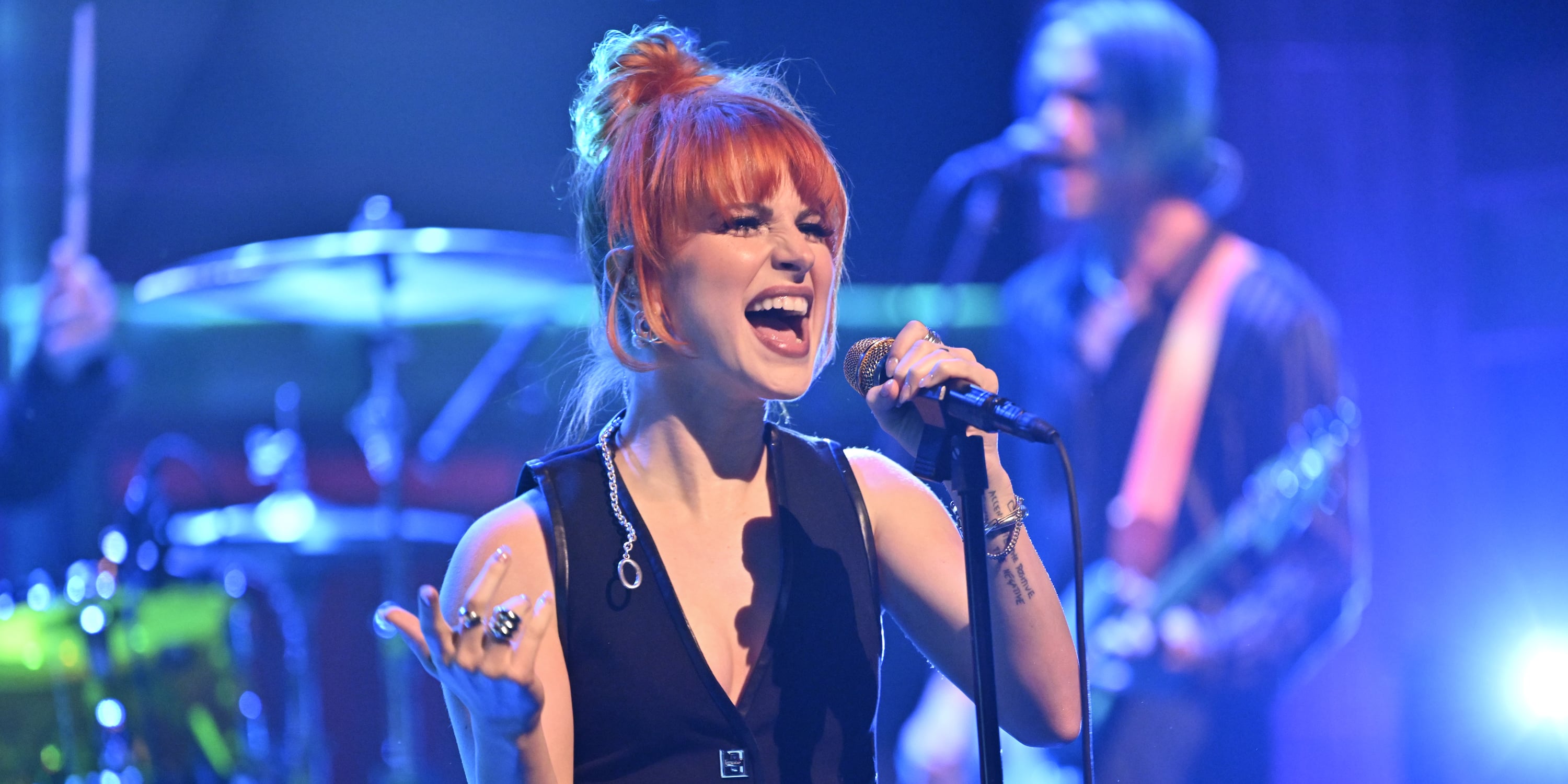 Hayley Williams Pauses Concert to Stop Fight | POPSUGAR Entertainment