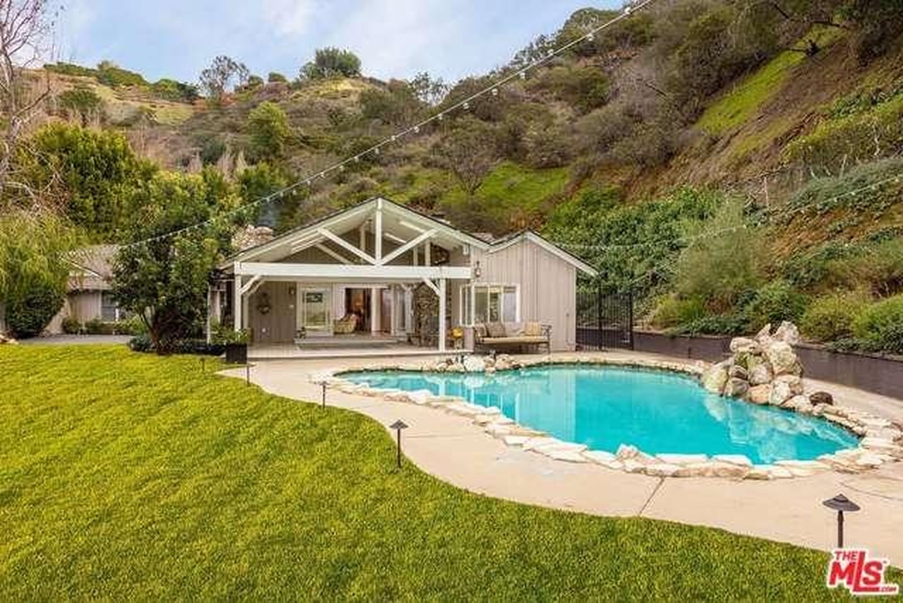 Amy Smart and Carter Oosterhouse Selling Home | PS Home