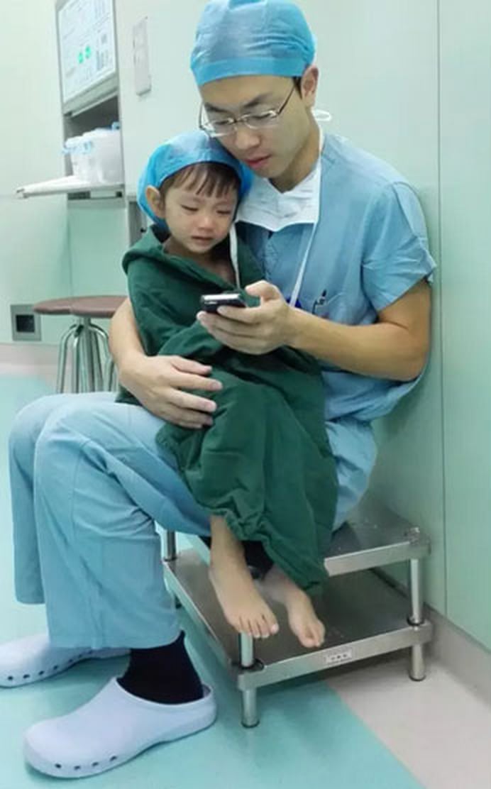 Heart Surgeon Calms Girl With Cartoons Before Operation | PS Family