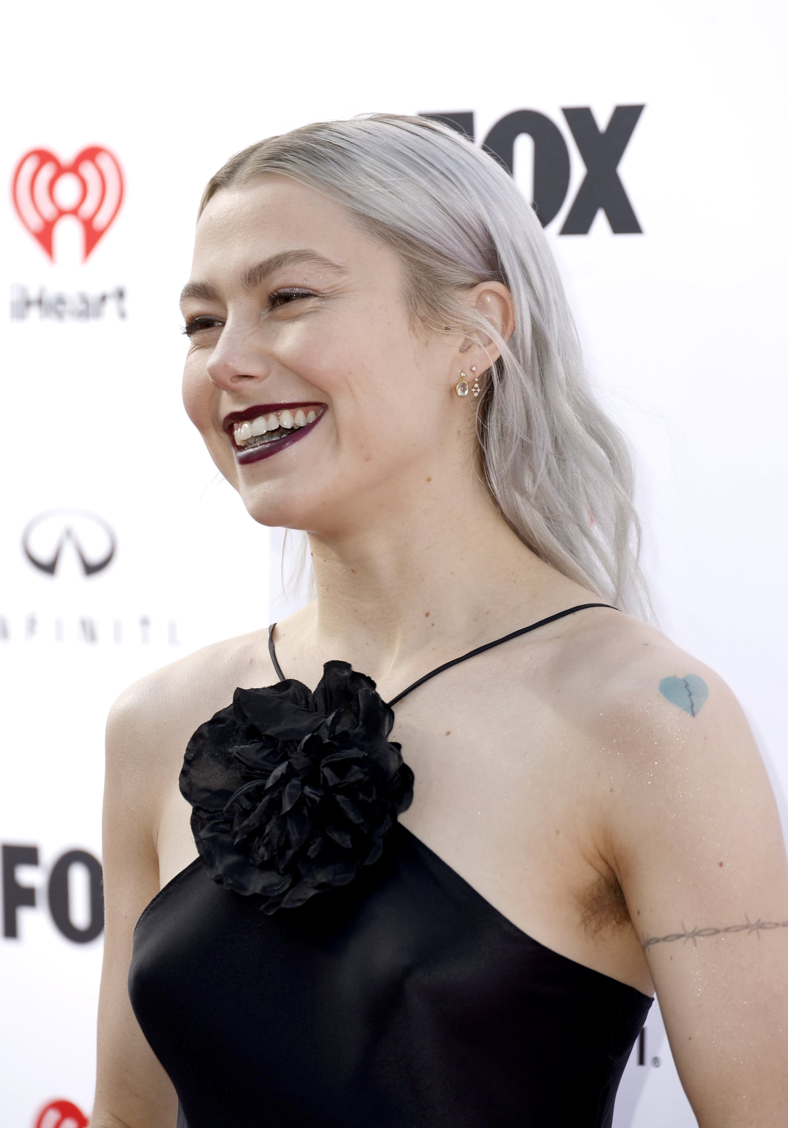 Phoebe Bridgerss Armpit Hair At Iheartradio Music Awards Ps Beauty