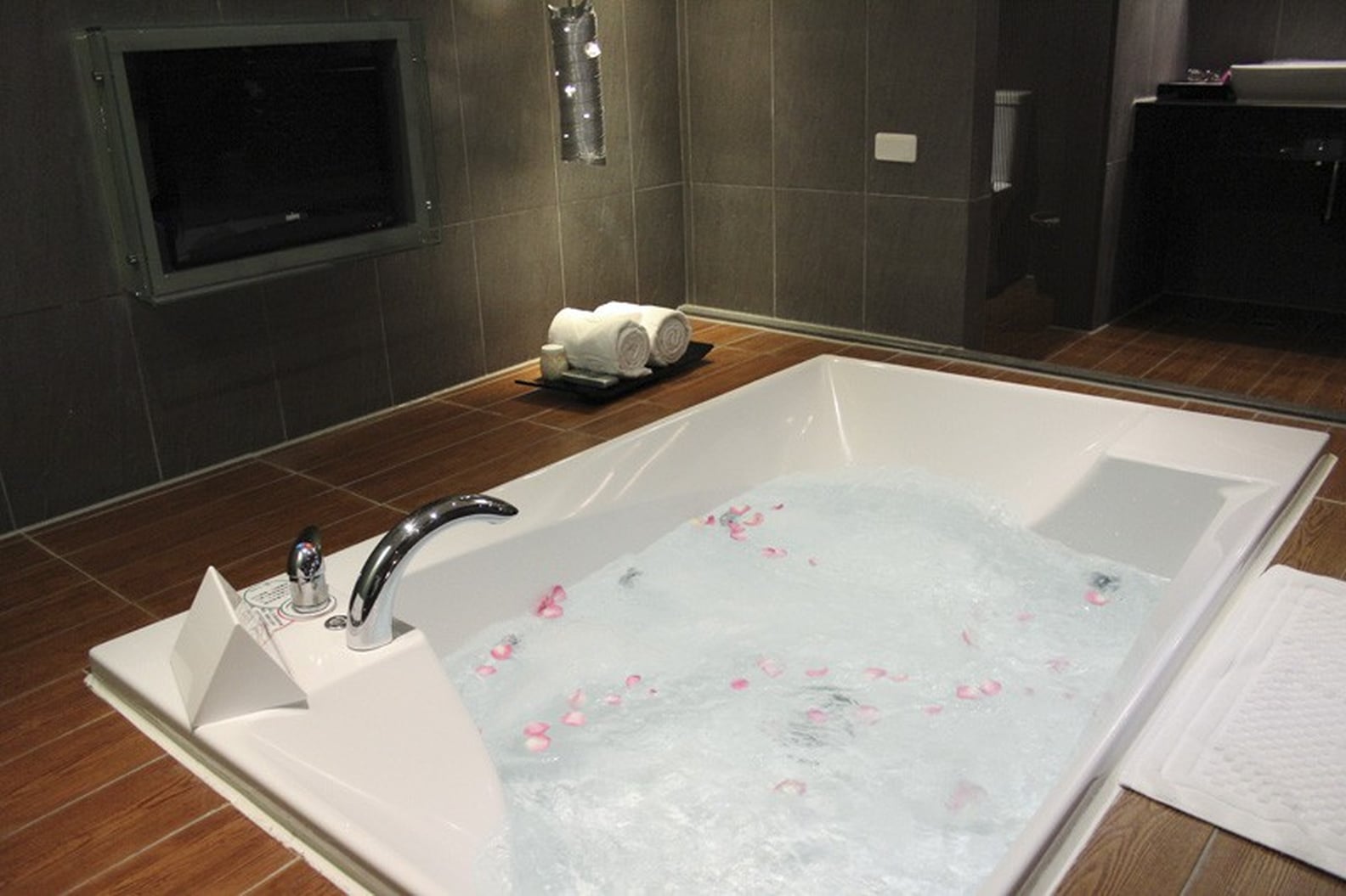 Batman Hotel Room | PS Tech