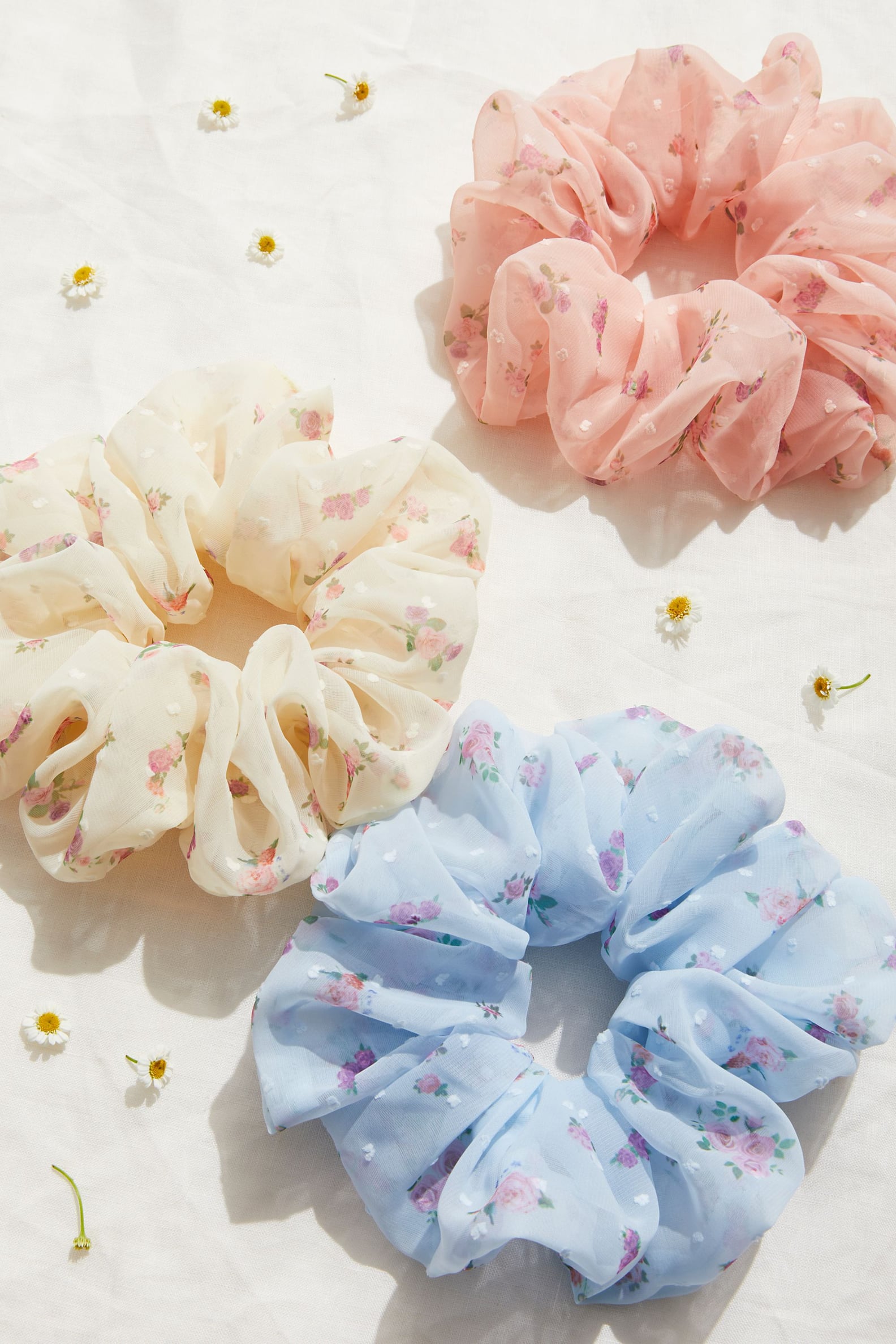 The 2000s Trends in Hulu's PEN15 | PS Fashion