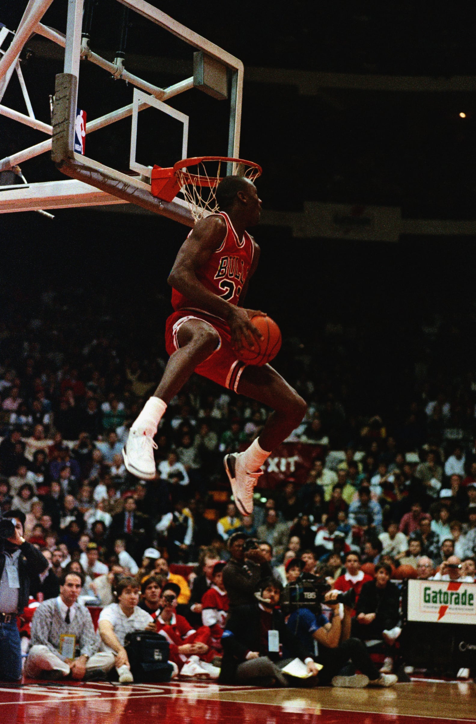 40 Stunning Photos of Michael Jordan Soaring Through the Air | PS Fitness