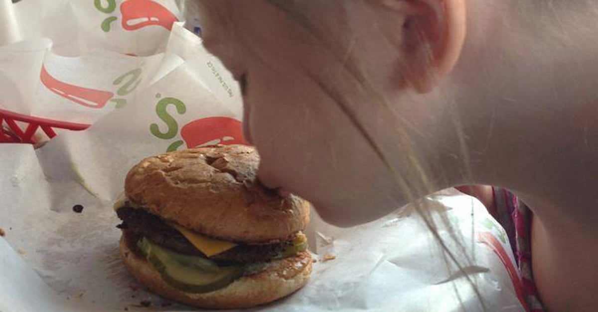 Chili's Waitress Fixes Burger For Girl With Autism | PS Family