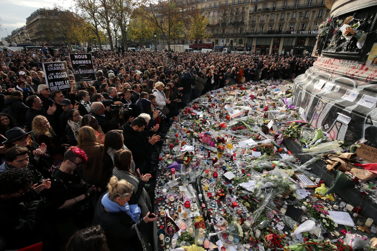 Pictures of Mourning After Paris Attacks November 2015 | PS Celebrity