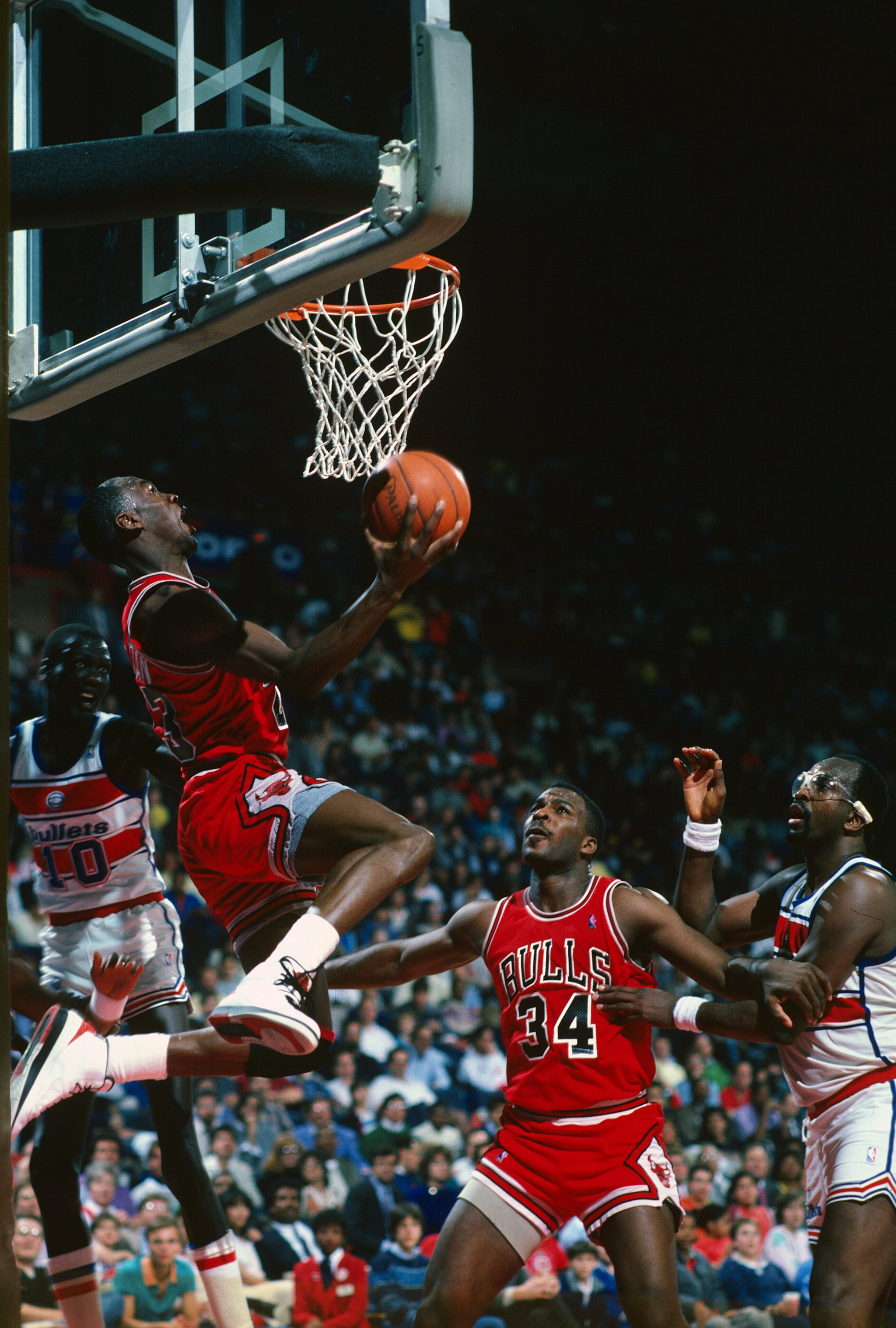 40 Stunning Photos of Michael Jordan Soaring Through the Air | POPSUGAR ...