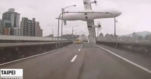 TransAsia Airways Plane Crash February 2015 | POPSUGAR Celebrity TransAsia Airways Plane Crash February 2015 | POPSUGAR Celebrity