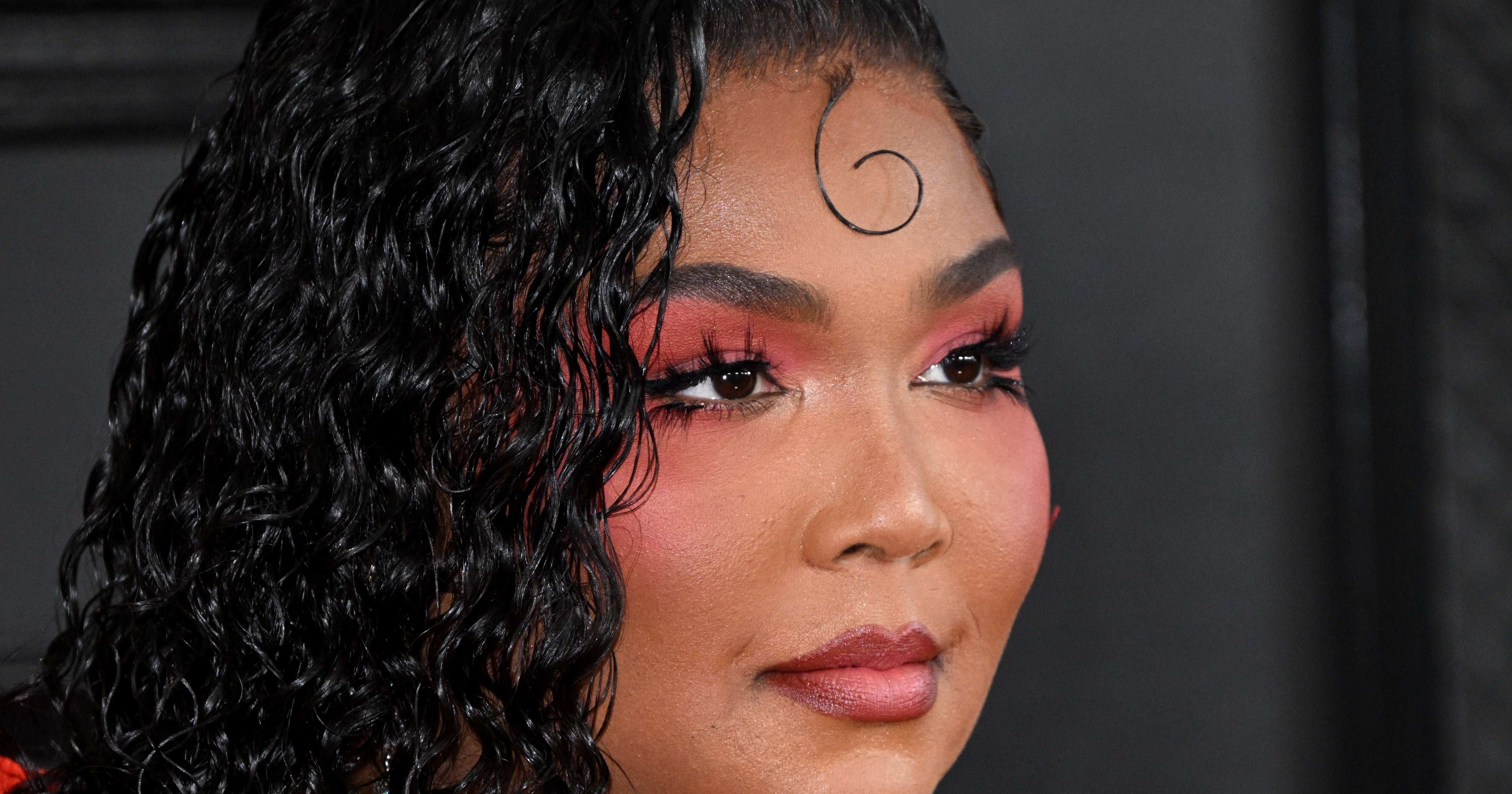 Lizzo's 2023 Grammys Hair, Makeup, and Nails: See Photos | PS Beauty