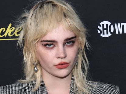 Sophie Thatcher's Black Bob Haircut at the Emmys 2022 | POPSUGAR Beauty