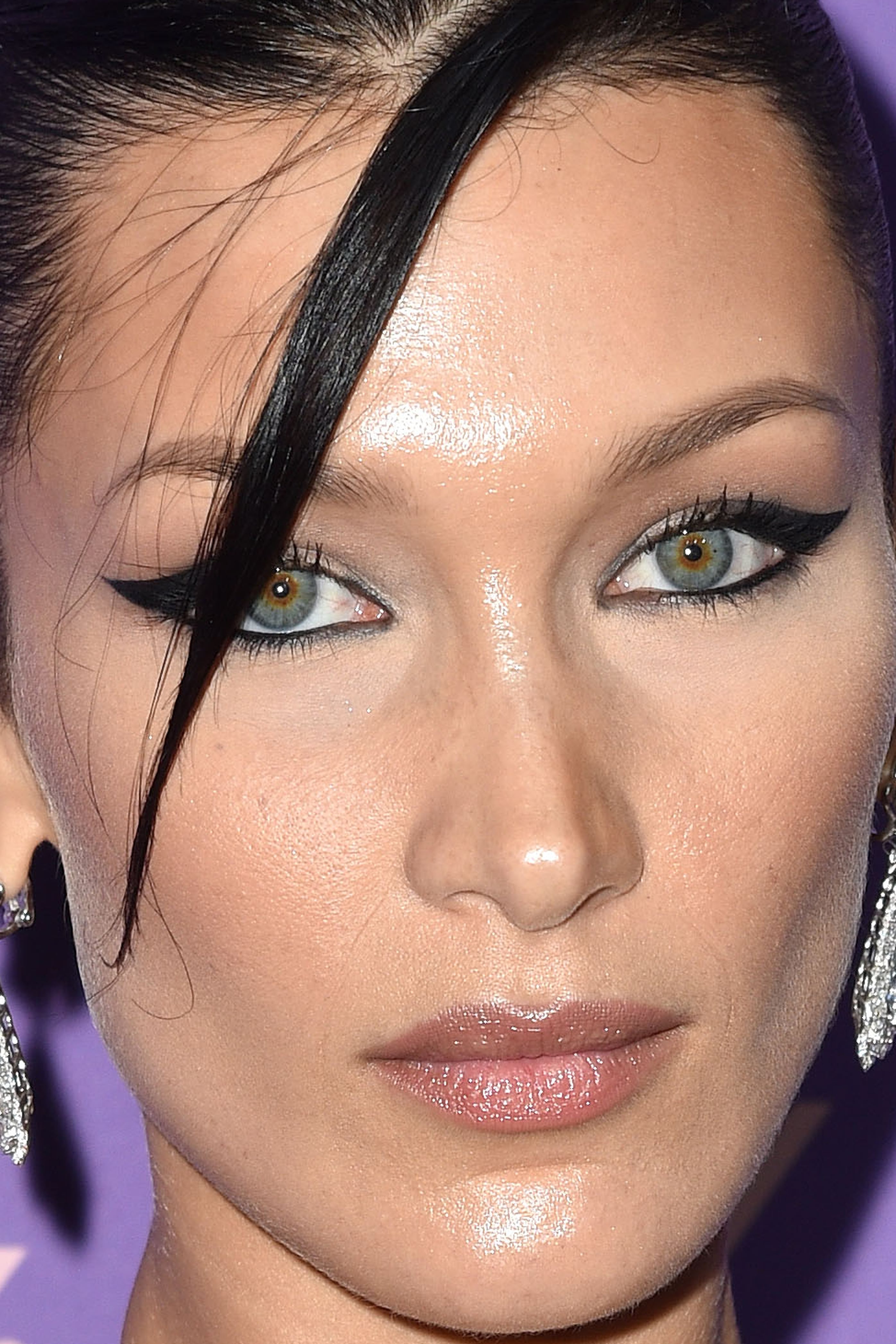 Bella Hadid's '90s Chunky Headband Hairstyle | POPSUGAR Beauty