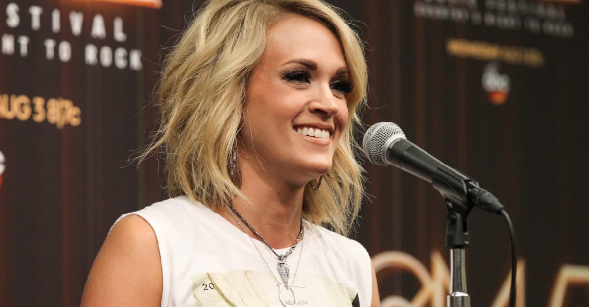 Carrie Underwood's Makeup-Free Selfie | August 2016 | PS Beauty