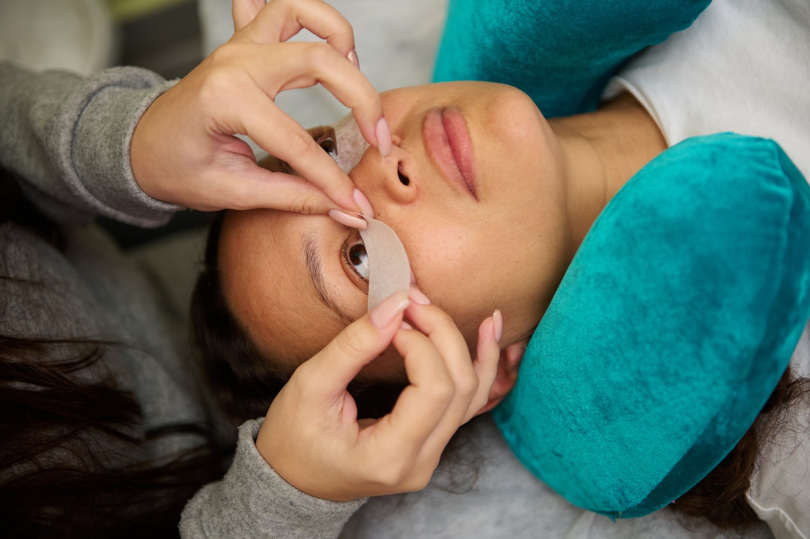 What Are UV Lash Extensions? Experts Explain If They’re Safe | PS Beauty